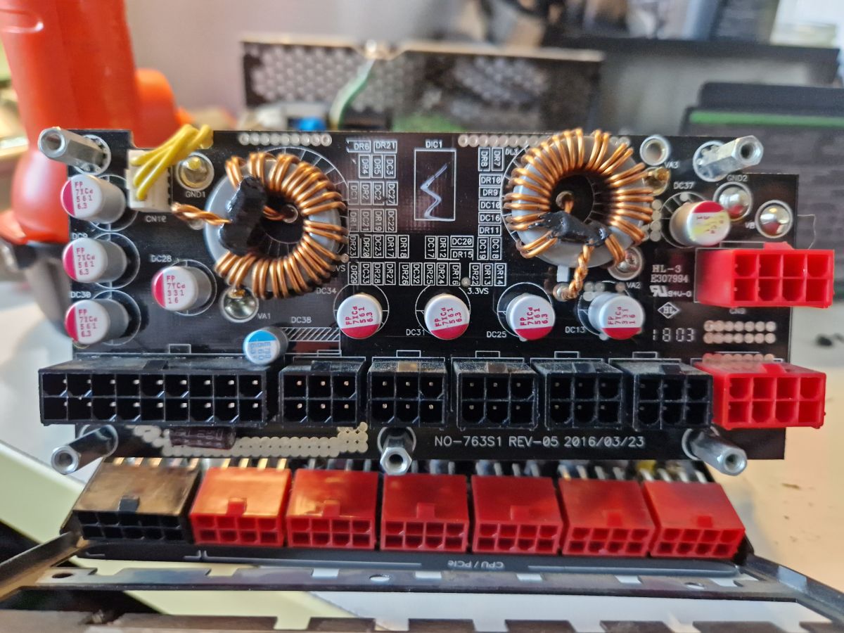 Opis pinów zasilacza KOLINK CONTINUUM PSU - 1200W do płyty głównej