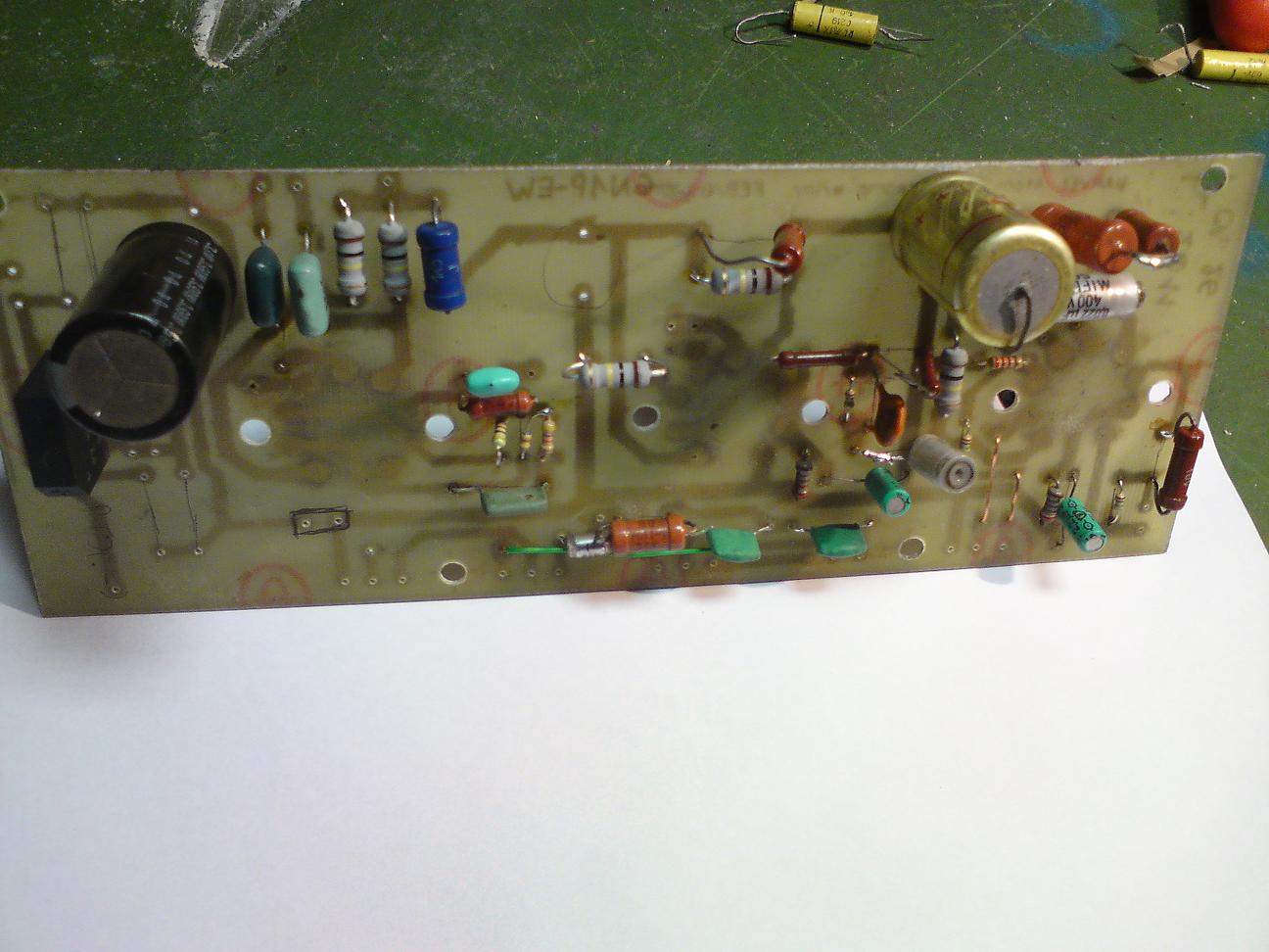 Czy napięcie anodowe 300V jest bezpieczne dla lamp 6P43P-E we wzmacniaczu?