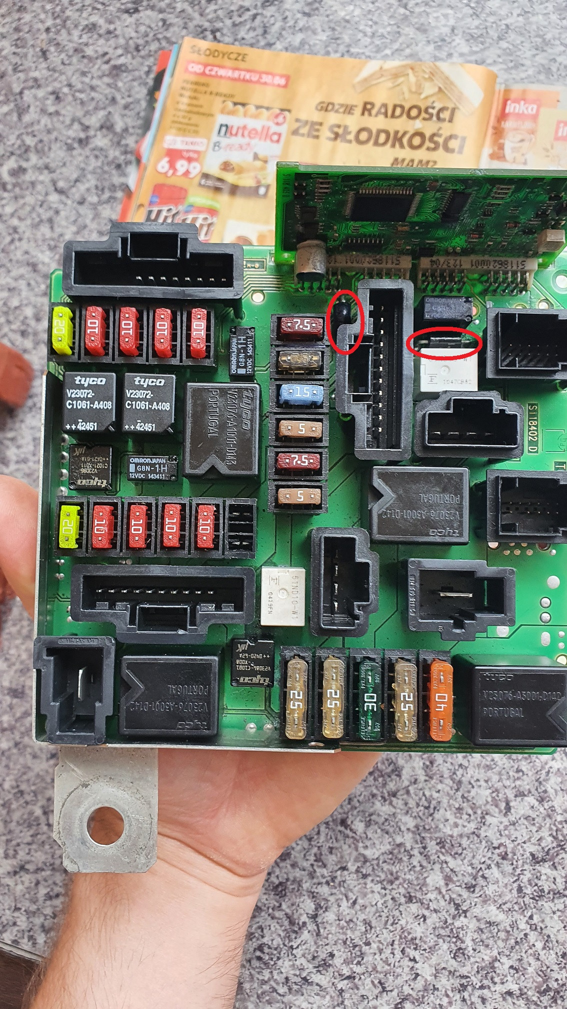 [Rozwiązano] Co to za element elektroniczny na załączonej płytce?