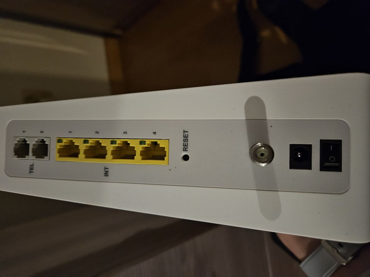 Jak podłączyć modem UPC connect box z gniazdkiem internetu? Jaki kabel