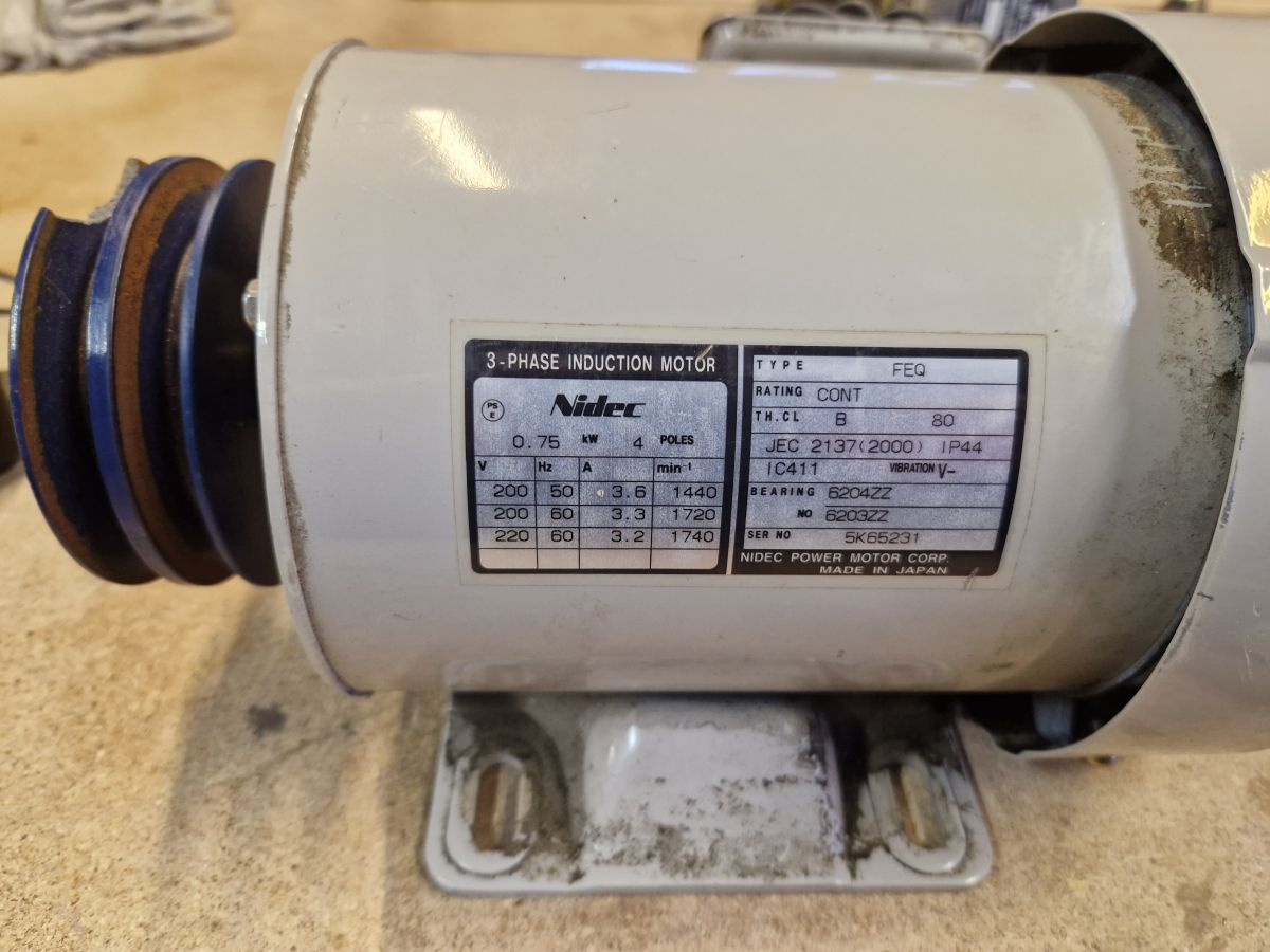 Jak podłączyć silnik indukcyjny 0,75 kW do falownika 2200W, 230V?