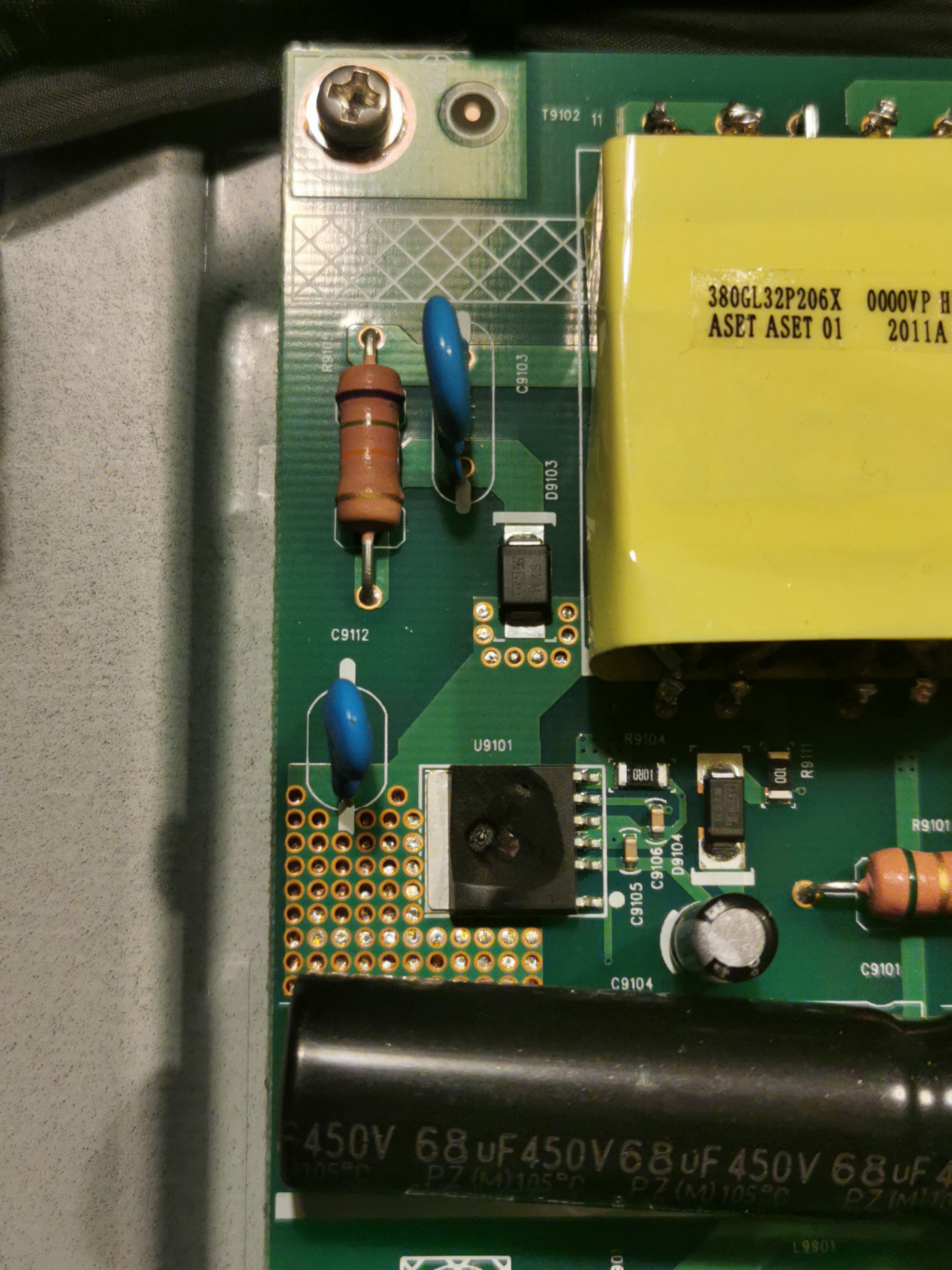 Philips 32PFS6805/12 - nie włącza się, spalony element na płycie ...