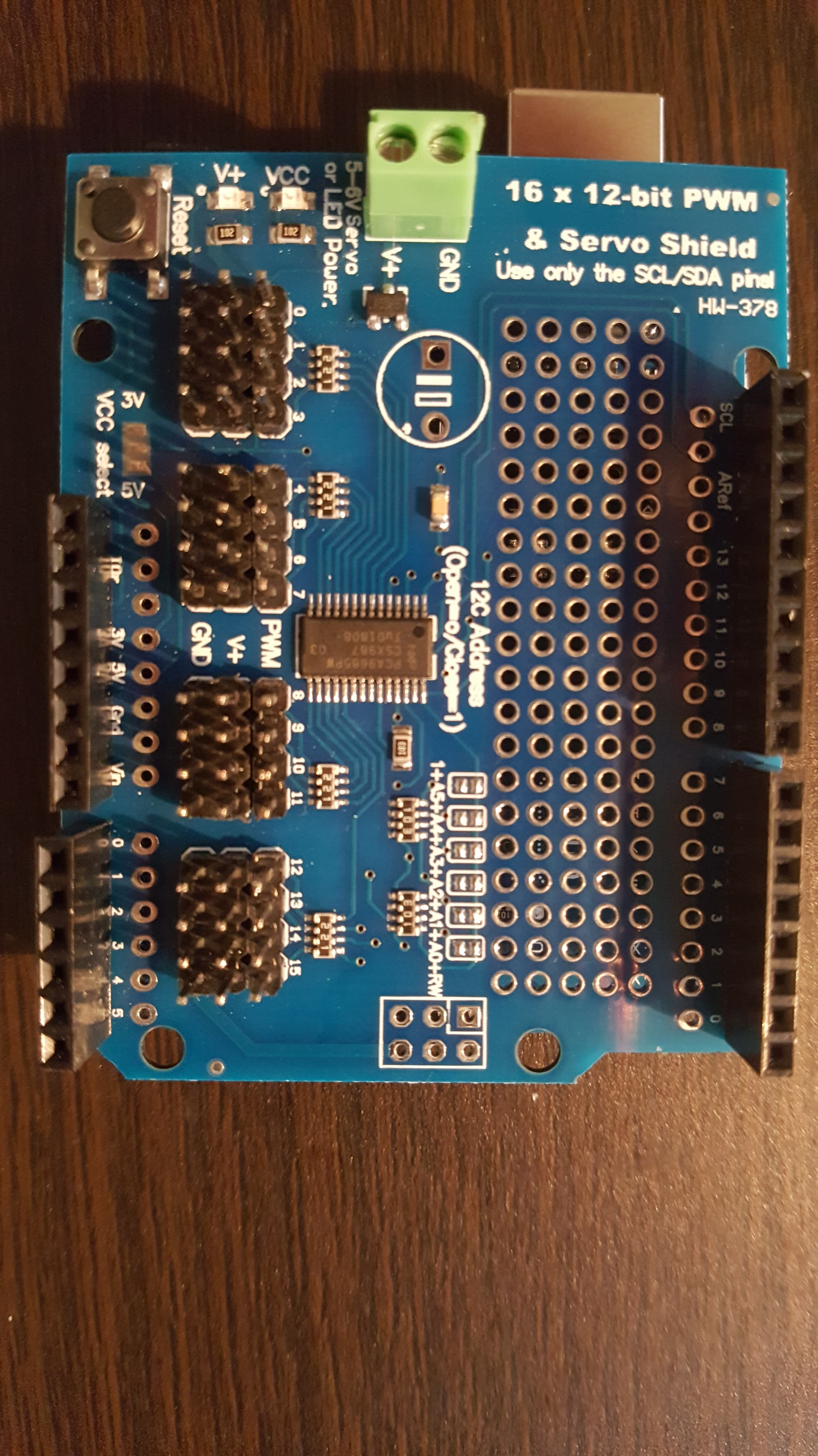 Jak ustawić zasilanie 5V na shieldzie PCA9685 dla Arduino?
