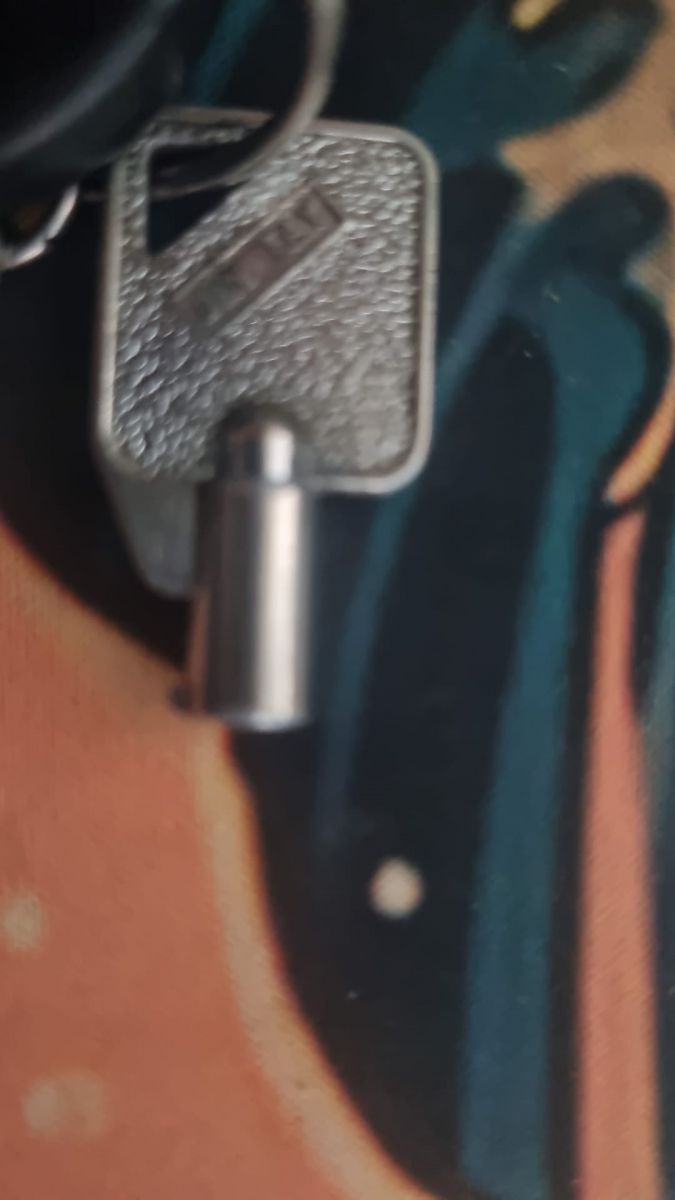 Opel Astra 1998: Jak sprawdzić centralny zamek i syrenę alarmu?