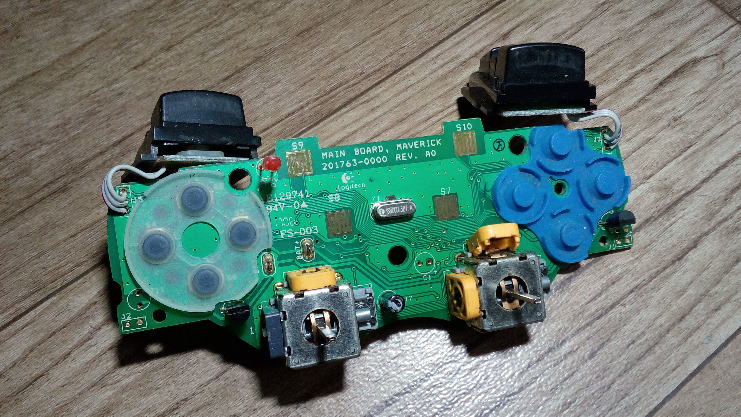 Logitech Cordless Action - Zepsuty pad, świrują analogi