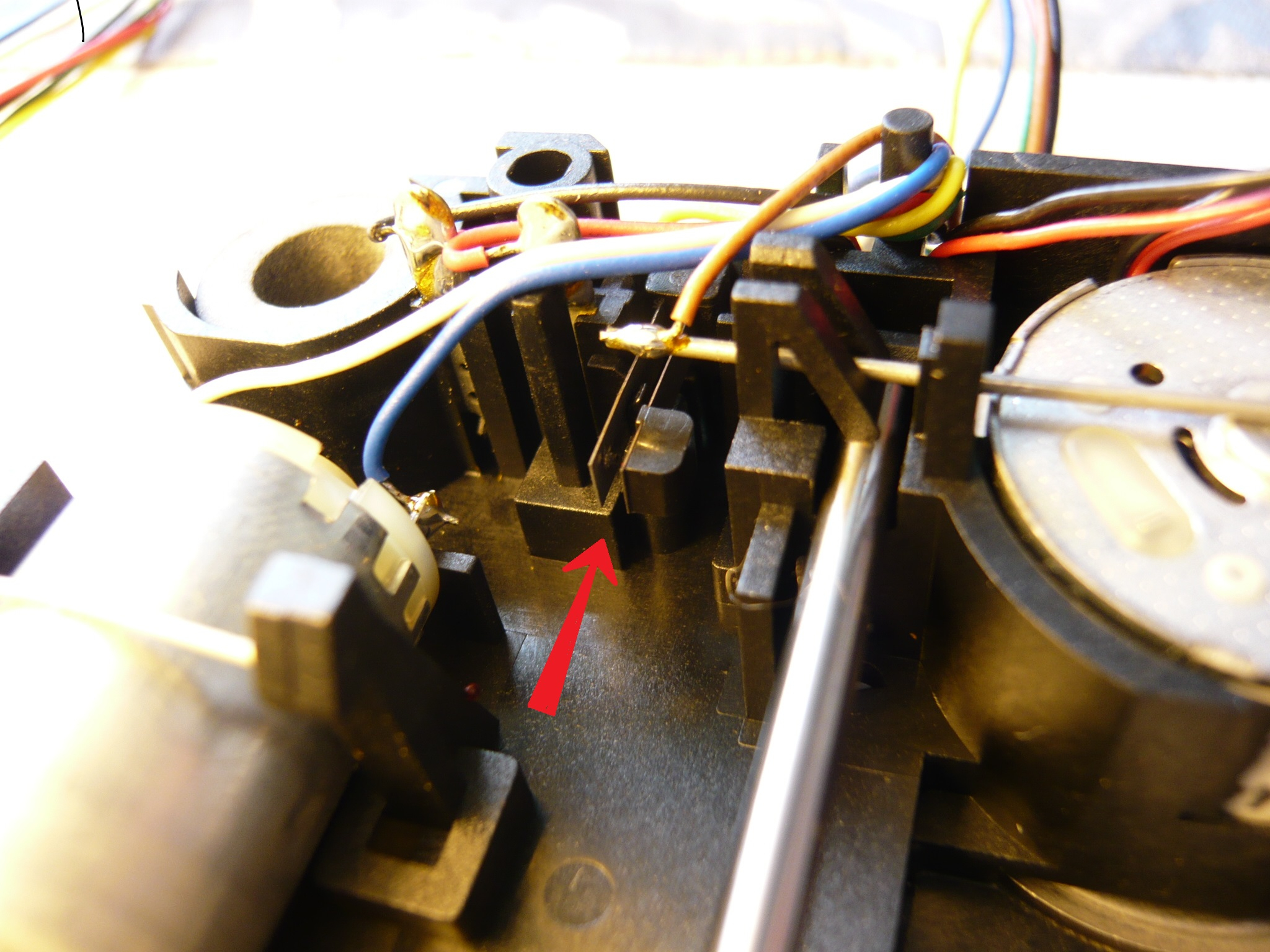 Naprawa napędu CD Philips RCD1 - wymiana uszkodzonej zębatki