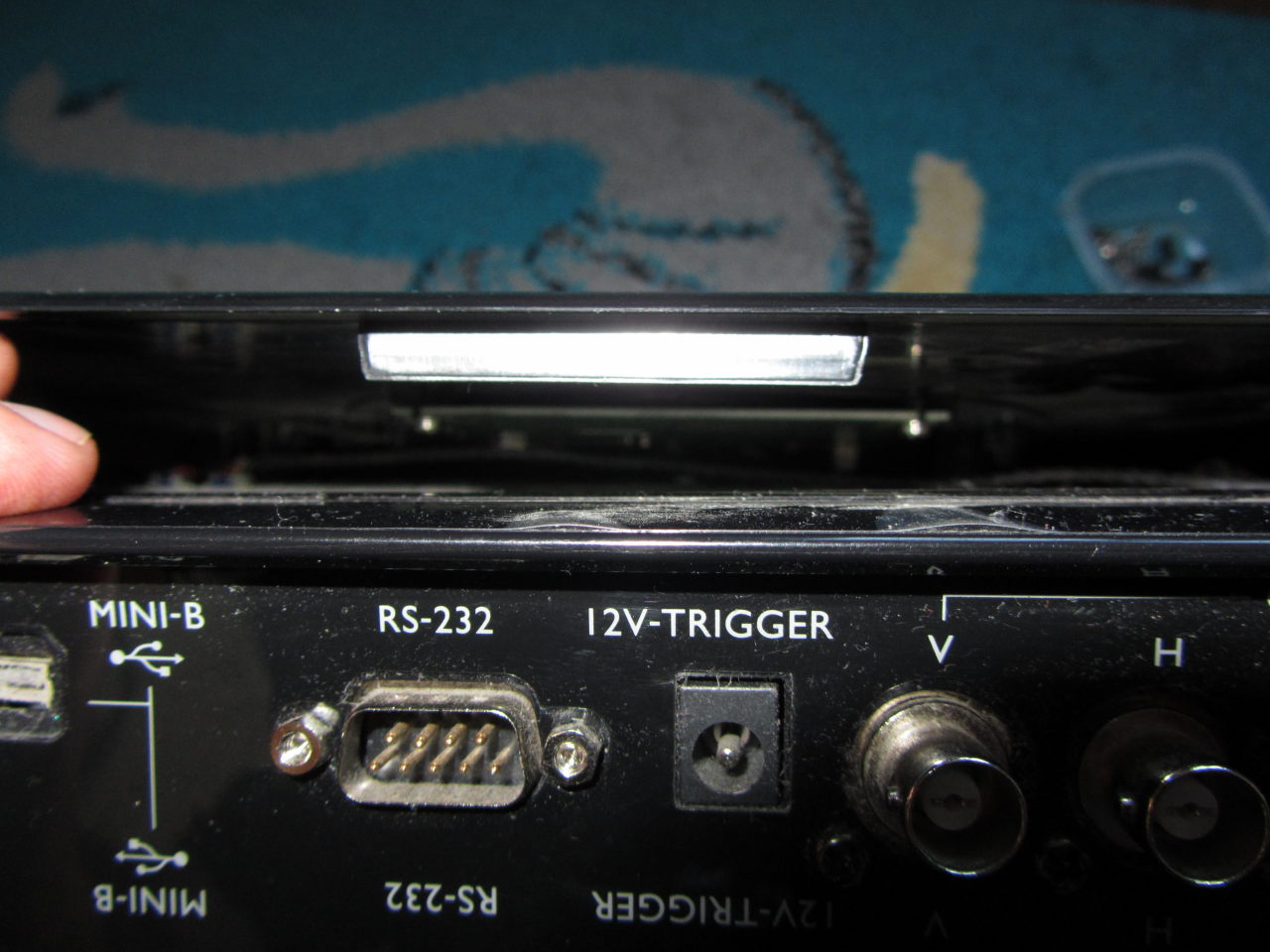 Jak zdjąć obudowę i pierścienie obiektywu w projektorze BenQ SH940/SP890?