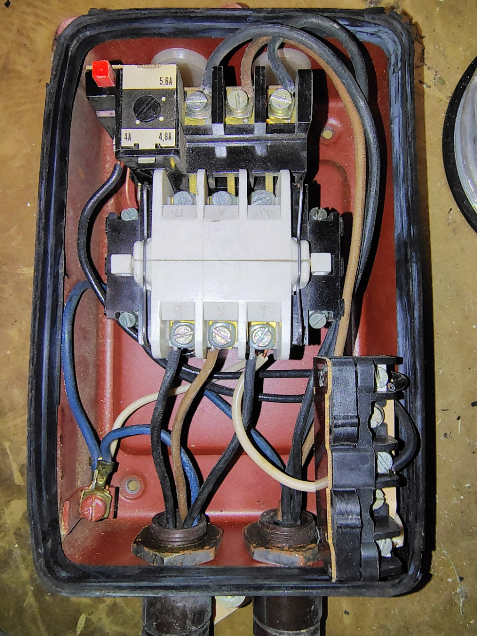 Strugarka DYMB-8 (1990), silnik 2,2 kW – wyzwala różnicówkę po włączeniu