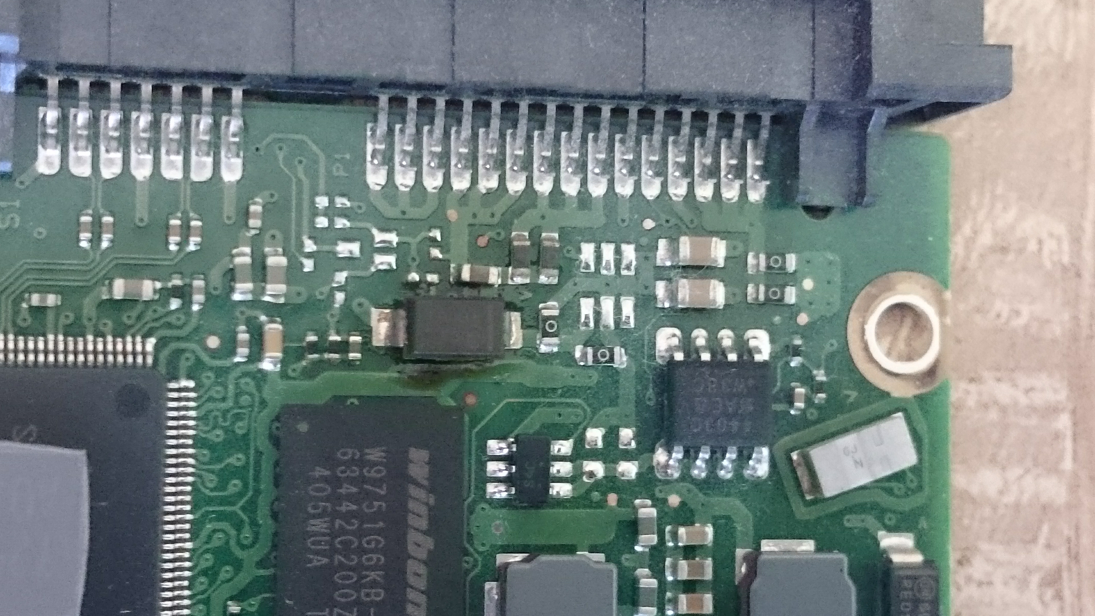 Dlaczego BIOS nie widzi dysku HDD 4TB? Problem po spaleniu się kabla.