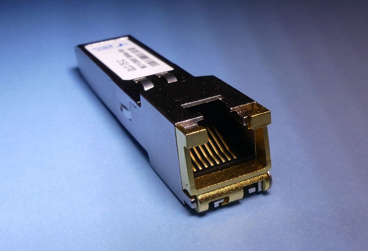 Wnętrze modułu SFP ethernet 1GBE RJ45 - elektroda.pl