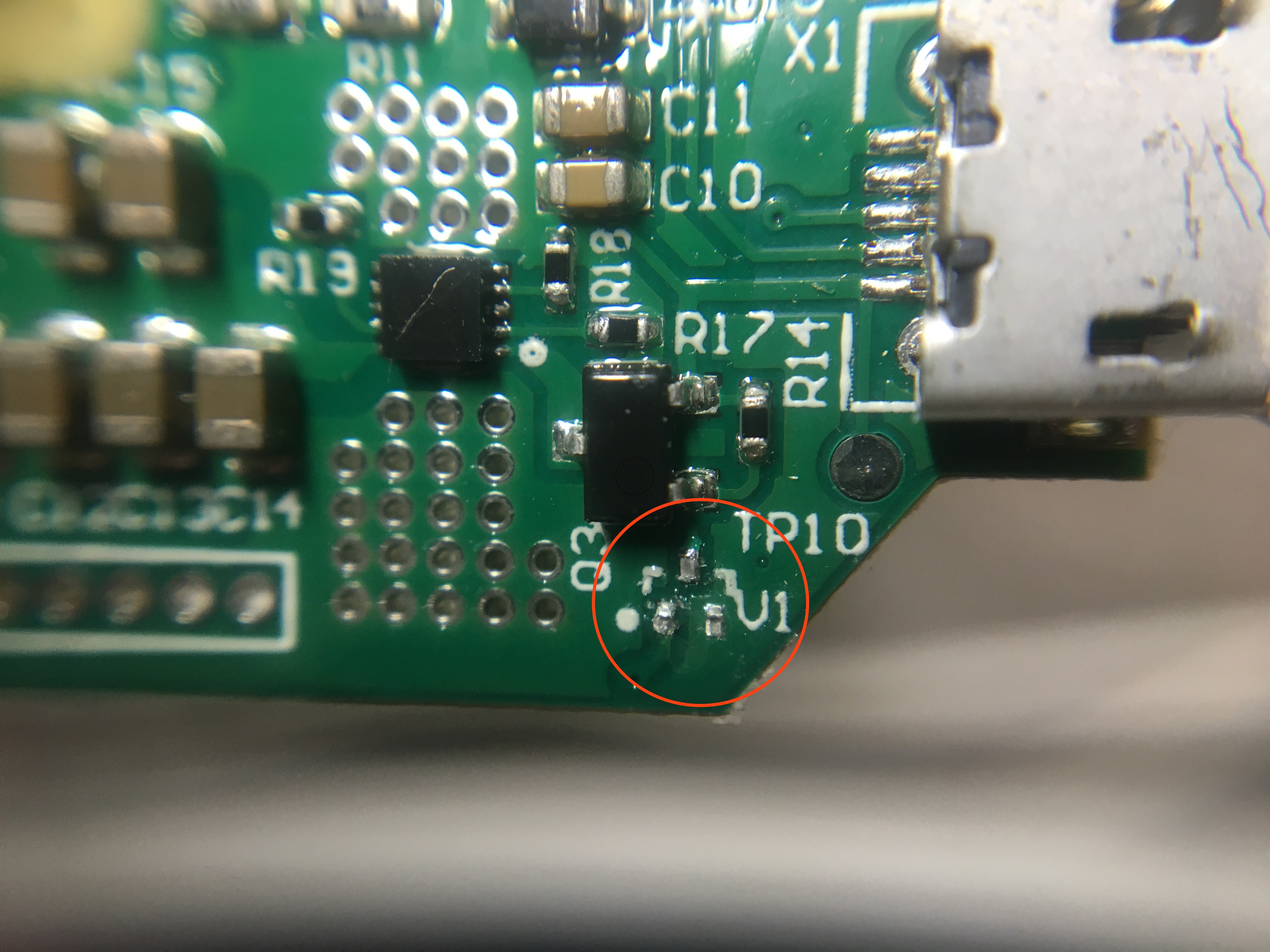 Bosch GO 2 - identyfikacja brakującego elementu SMD przy gnieździe ładowania oznaczenie V1