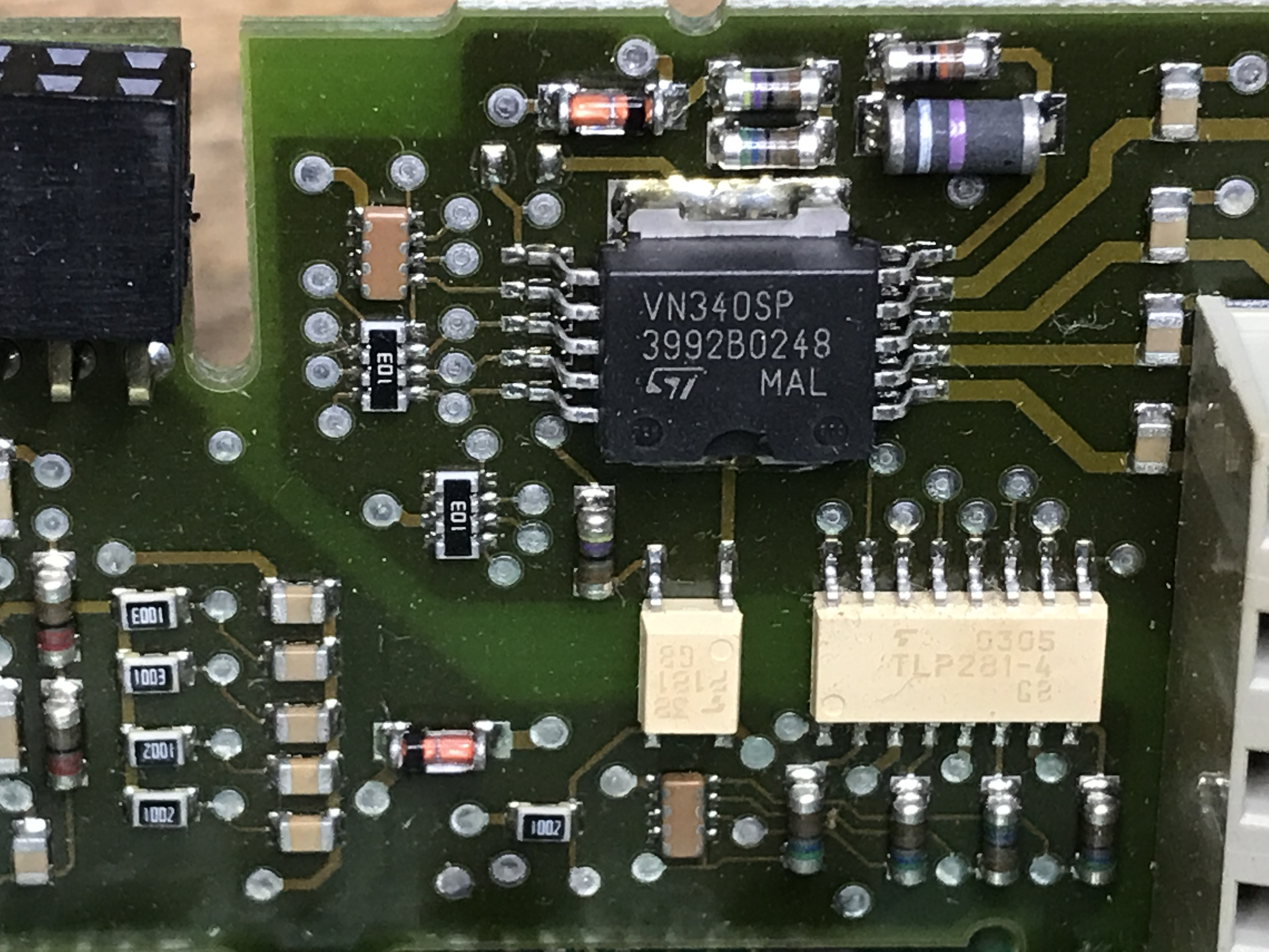 Wnętrze sterownika przemysłowego Moeller Easy621-DC-TC przekaźników