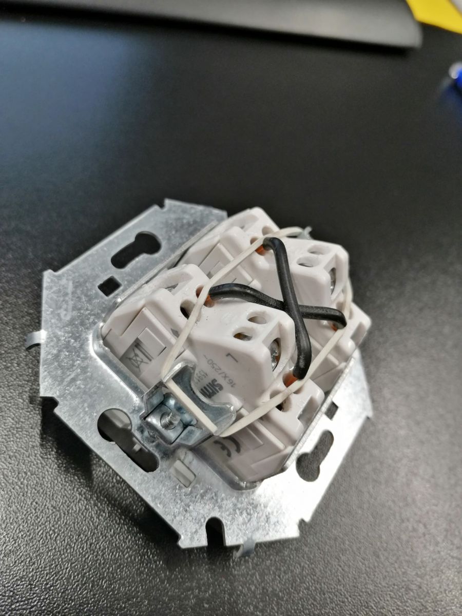 Podłączenie włącznika krzyżowego Simon 15 - pytanie o zaciski i przewód ...