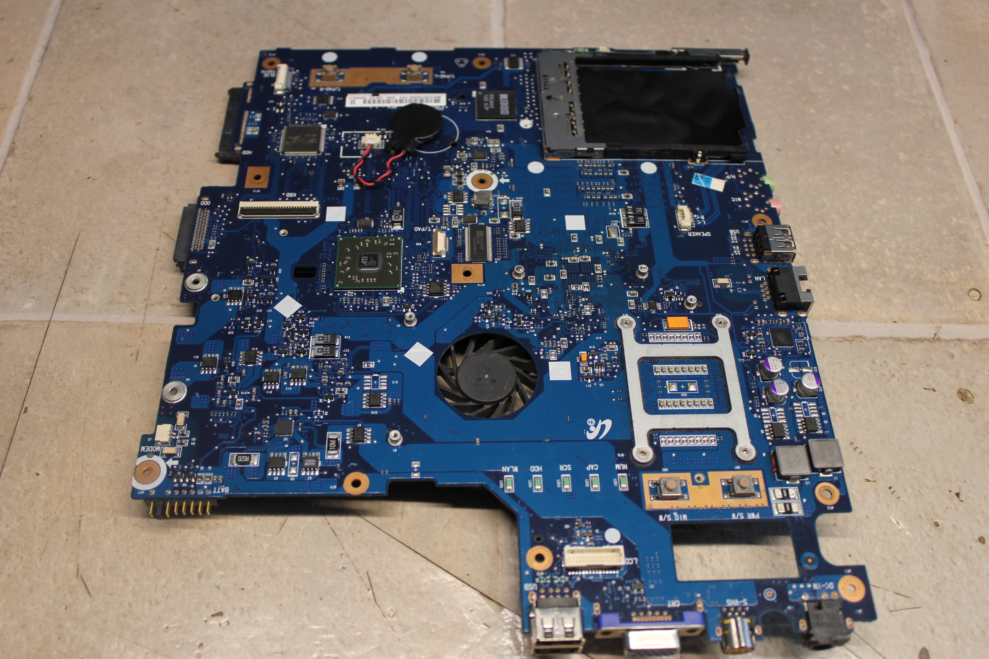 Laptop Samsung R40+ Gdzie jest bezpiecznik zasilania ?? foto