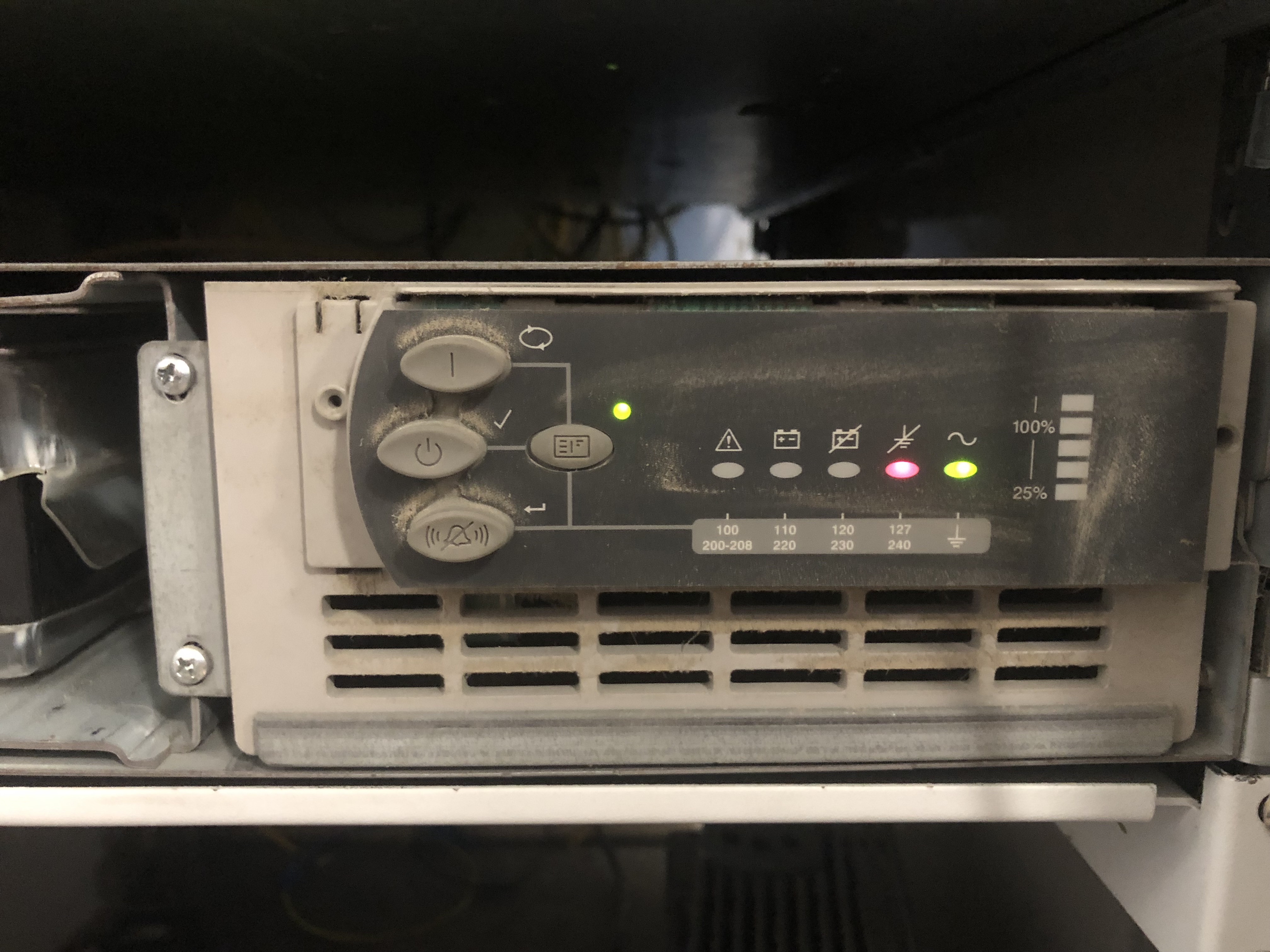 UPS HP 3000XR ładuje nowe akumulatory tylko do 25% - co może być przyczyną?