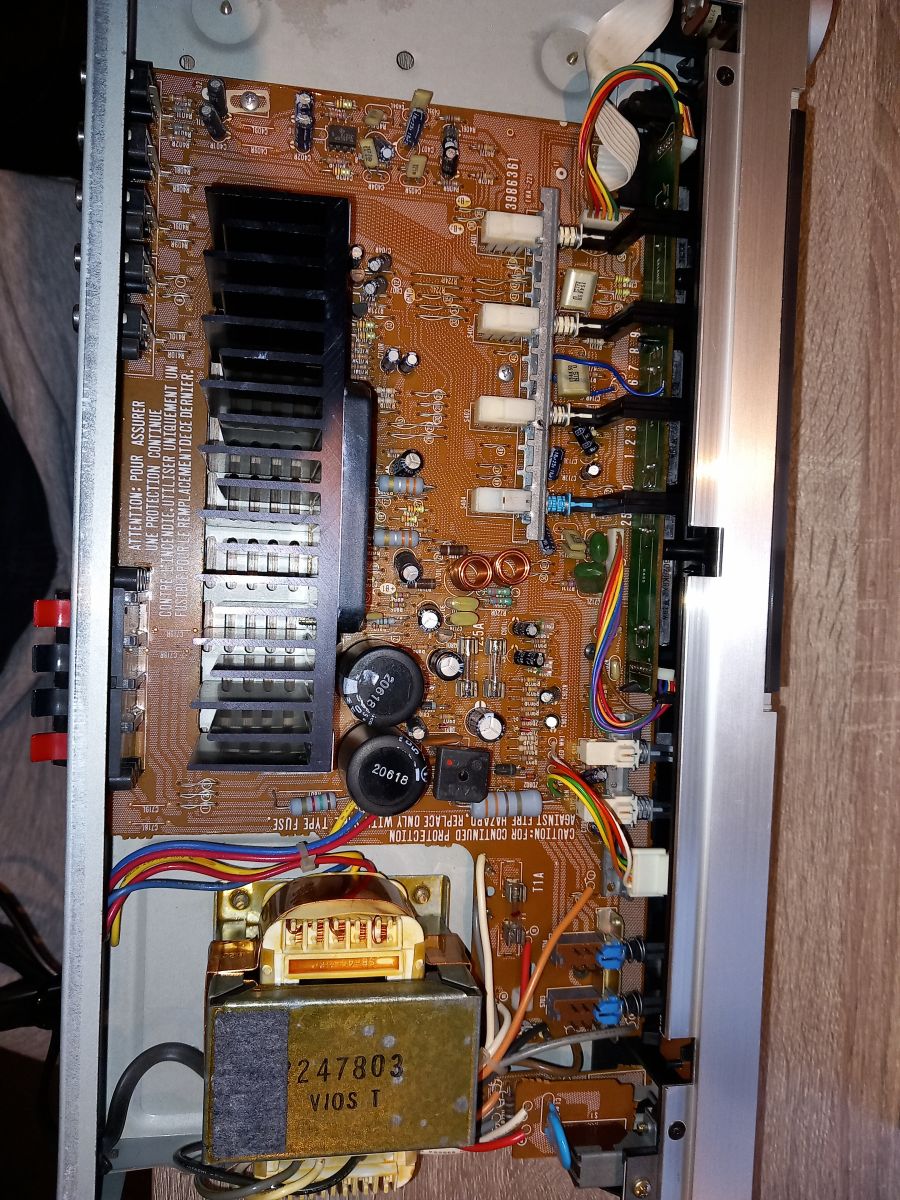 Wzmacniacz Hitachi HA-22 - stukanie w głośnikach, gdy ustawiony na phono