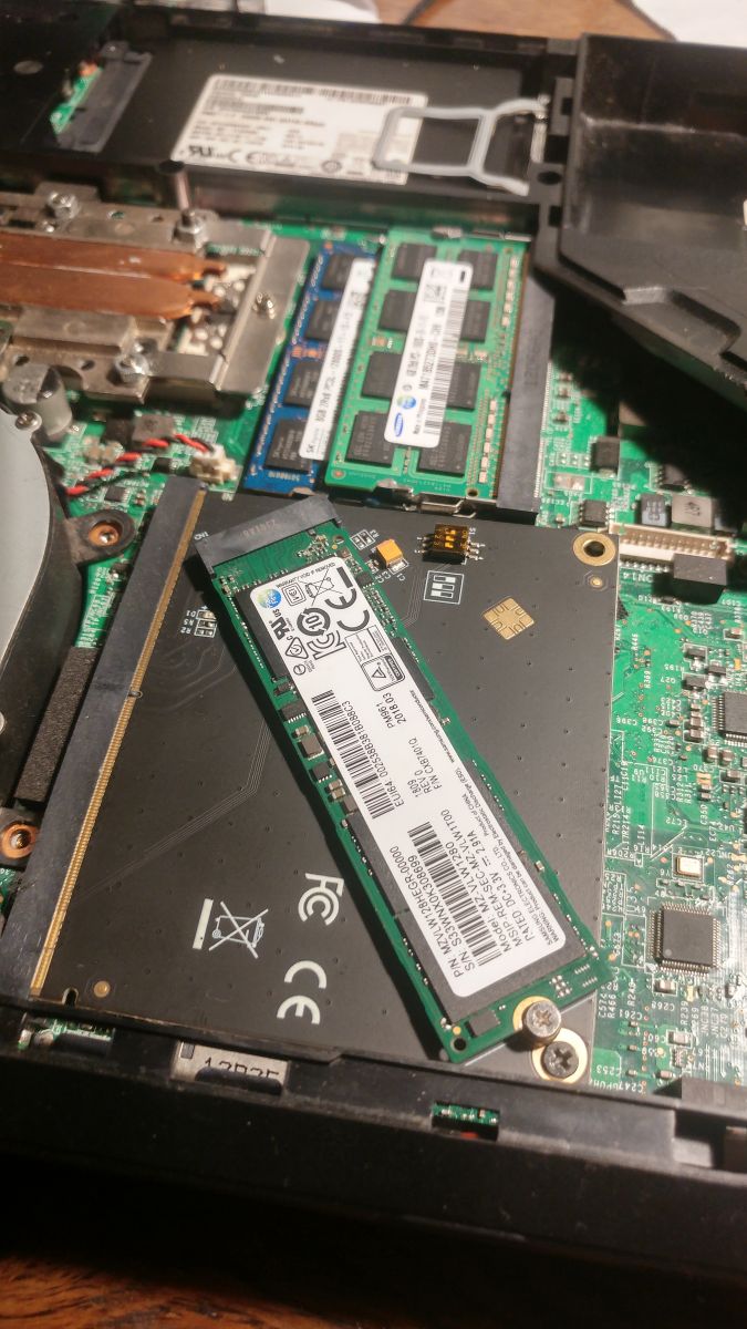 Adapter nvme do pcie przez złącze mxm - identyfikacja przełączników