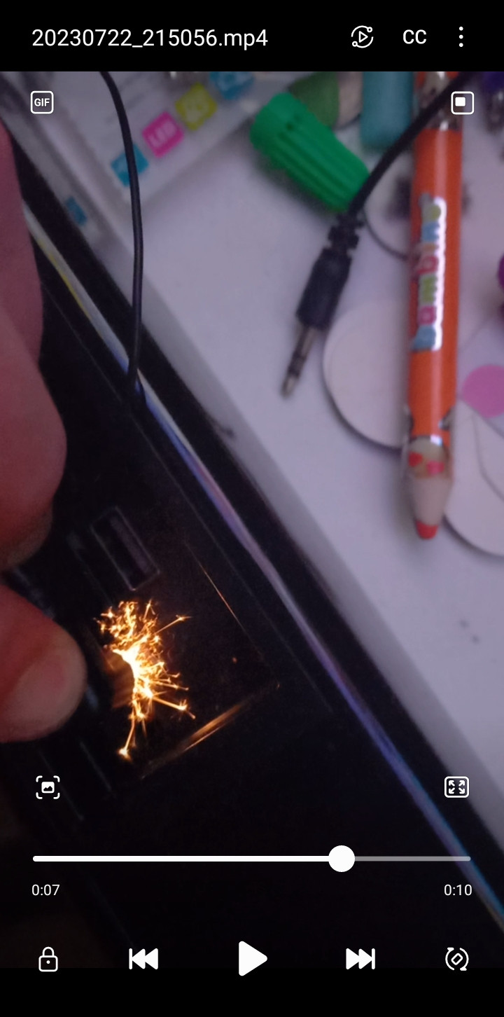 Iskrzenie przy podłączeniu zasilacza do soundbara Omega OG87B - naprawa ...