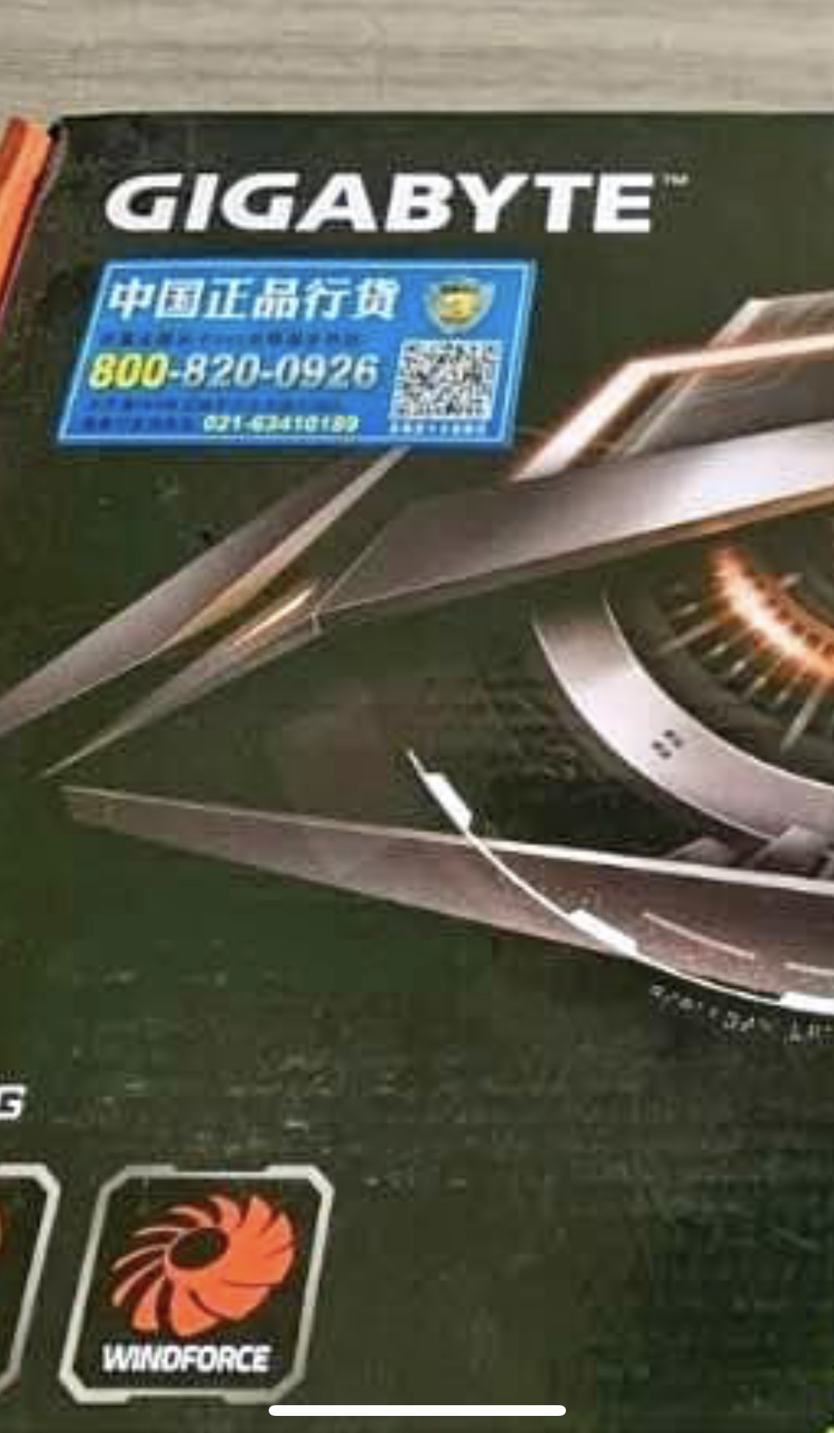 Dziwny znaczek/naklejka 800 820 0926 na kartonie karty graficznej