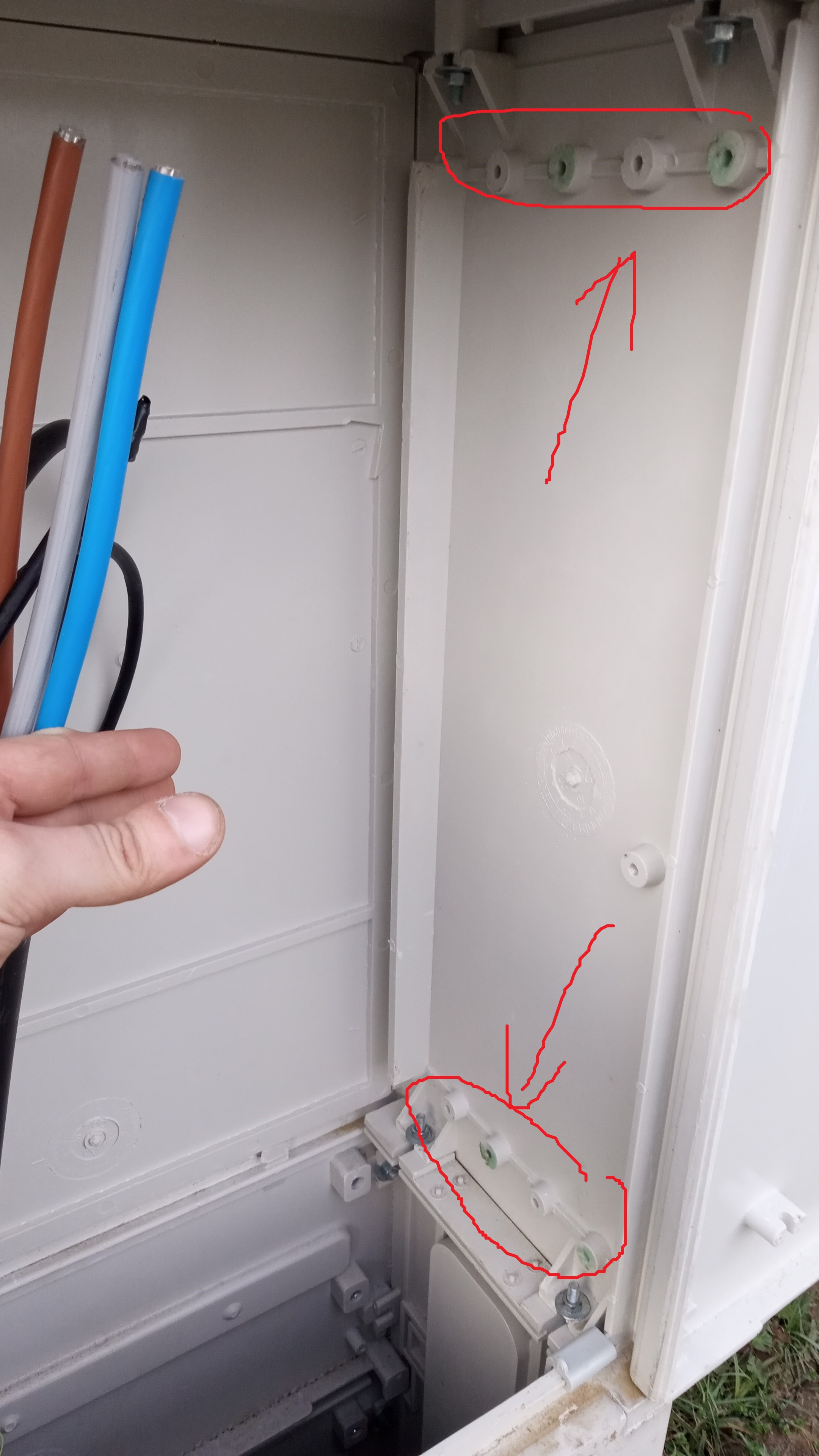 Instalacja kątowników do szyn TH35 w szafie? Wkręty? Jakie?