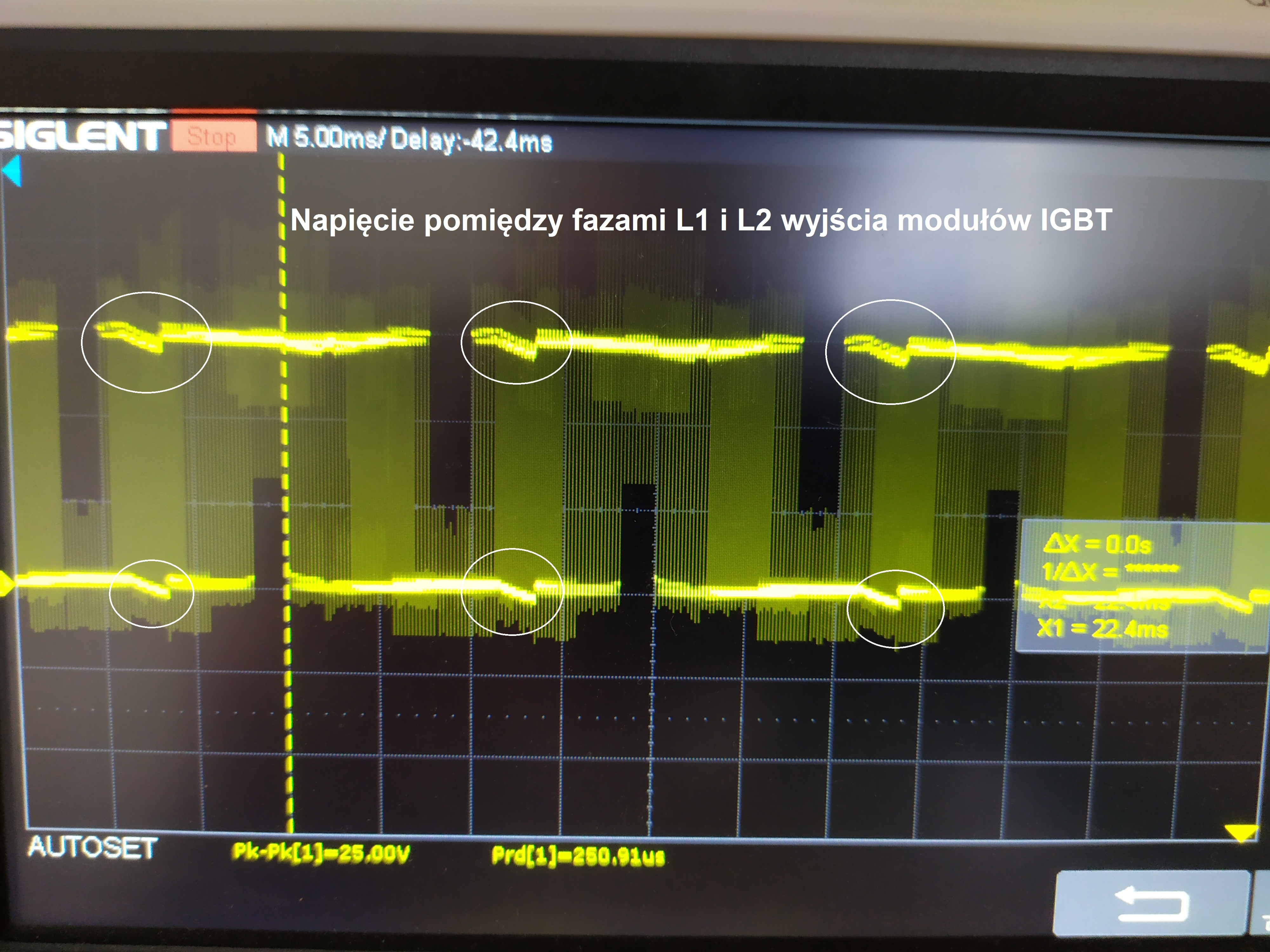 Załamanie przebiegów na wyjściu falownika sterowanego modułami IGBT ...