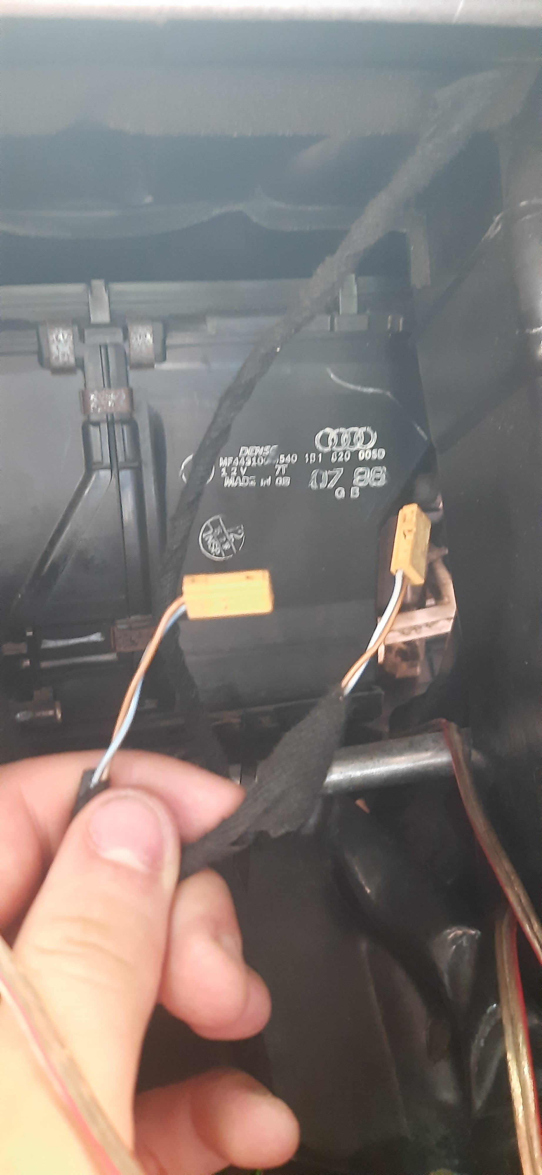 Gdzie powinny być podpięte te wtyczki ulokowane pod radiem? Auto: Audi ...