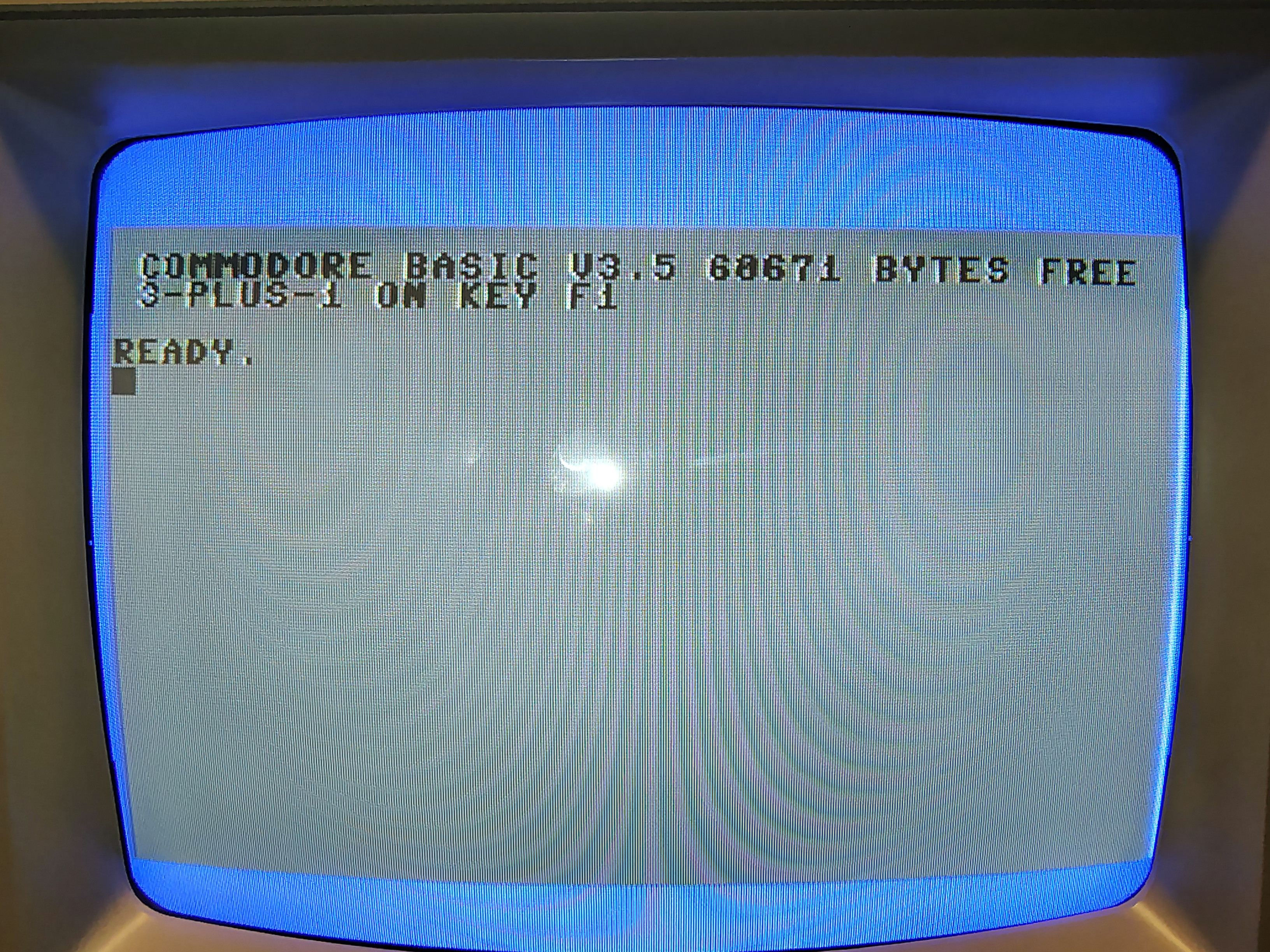 Commodore 1802 – biała poświata i grube litery z commodore Plus/4