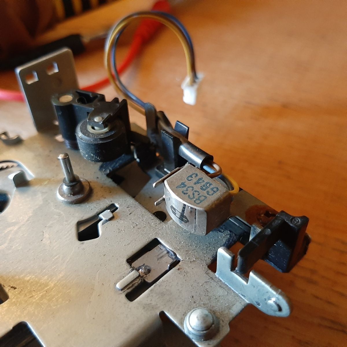 [Rozwiązano] Jaki jest cel elementu BS34 6B(8?)43 w wejściu na kasety ...