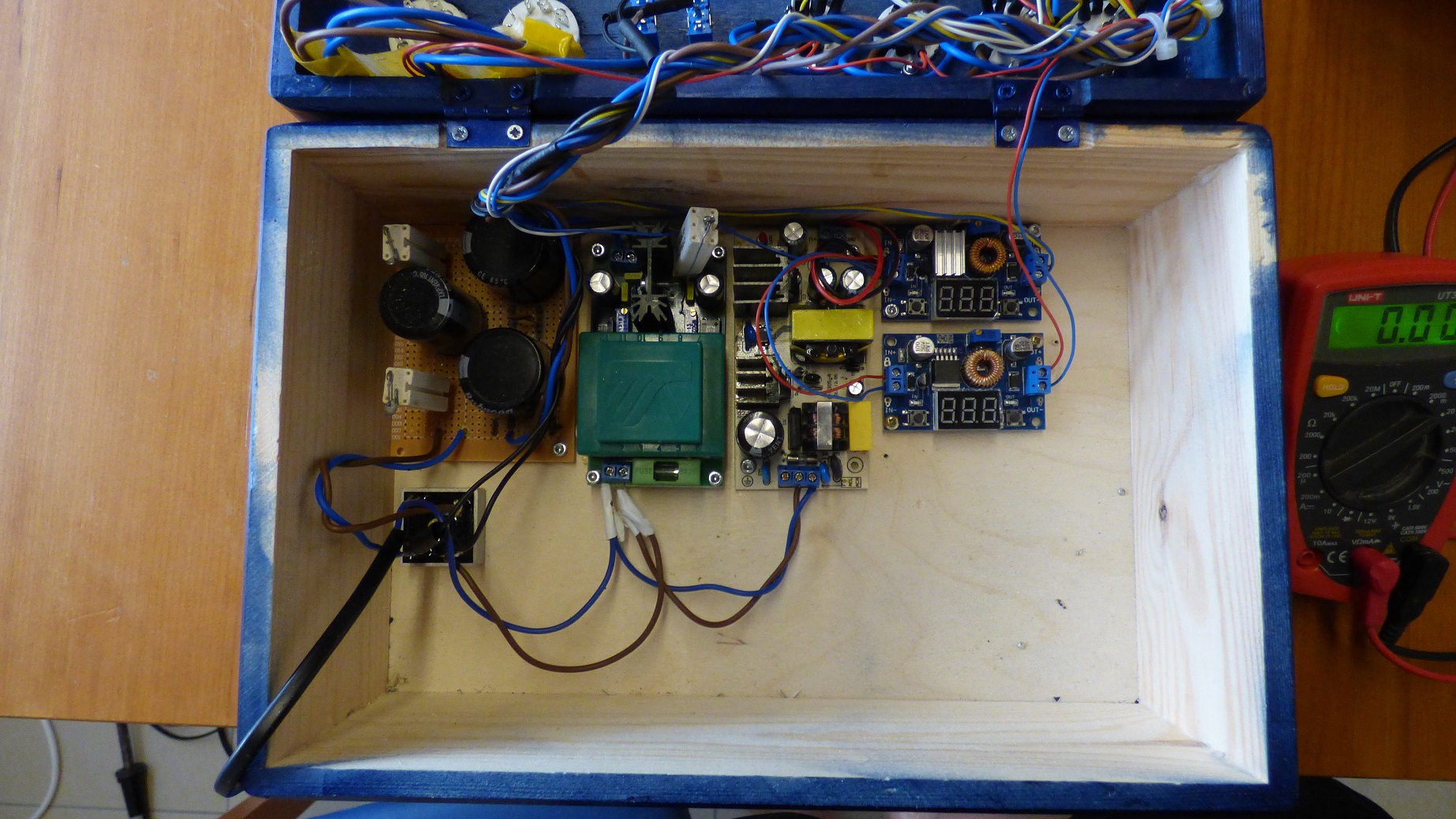 Jak zbudować DIY analogowo-cyfrowy miernik lamp elektronowych?
