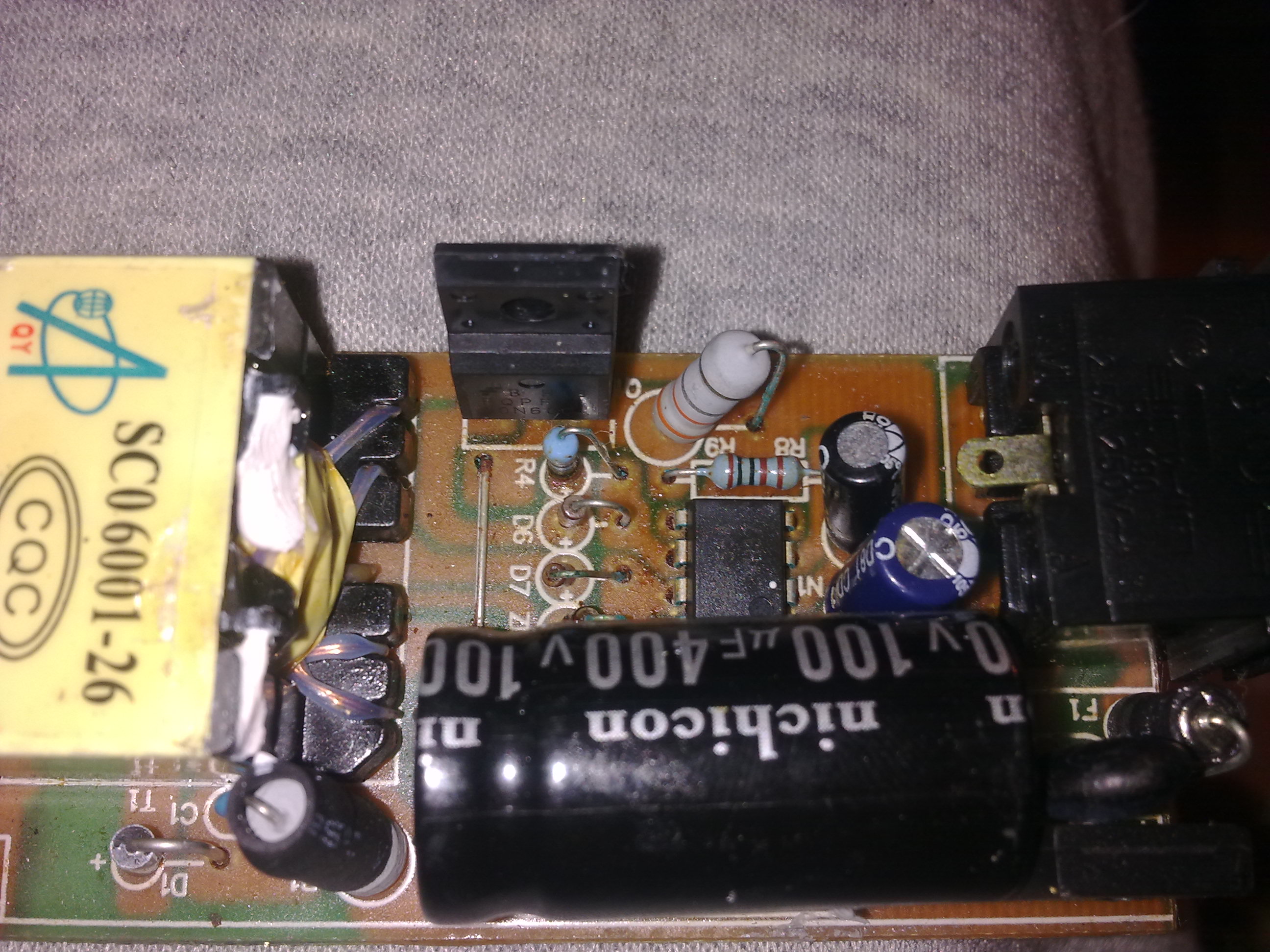 Jak obniżyć napięcie zasilacza laptopowego na FAN7554 o 1V?