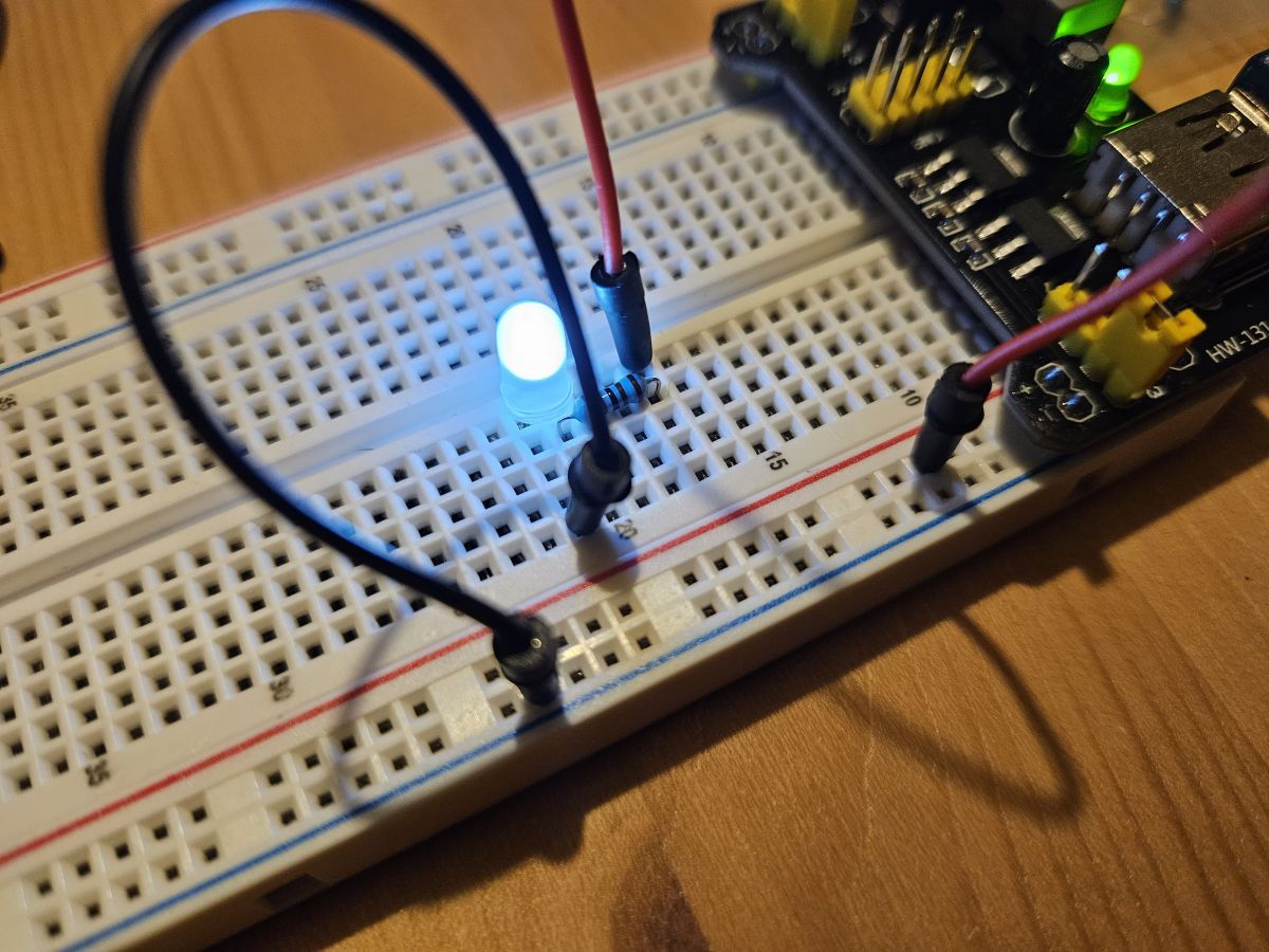 [Rozwiązano] Dlaczego dwie diody podłączone szeregowo nie świecą ...