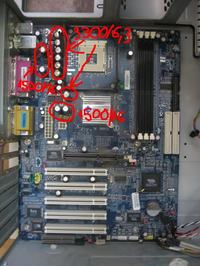 Jakie kondensatory pod procesor w płycie VIA P4PB 266E-N? Restart komputera