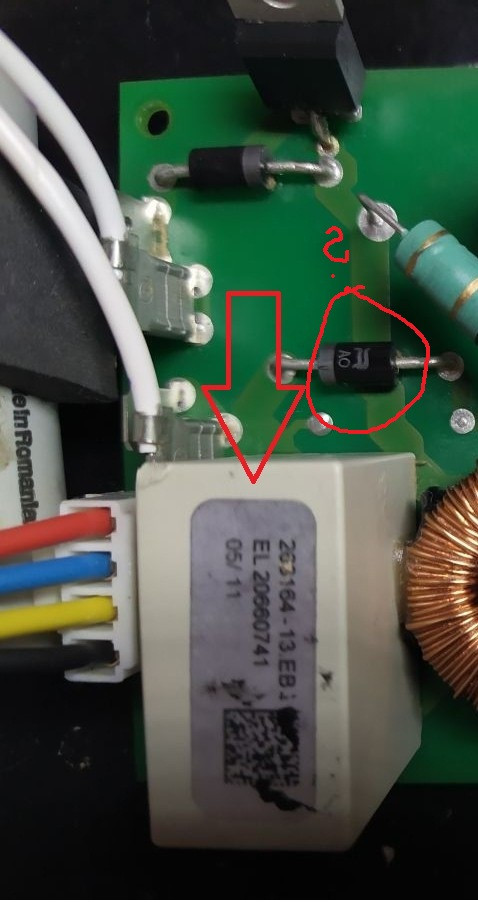 Jakie napięcie wyjściowe powinien mieć stabilizator w Corral A100M?