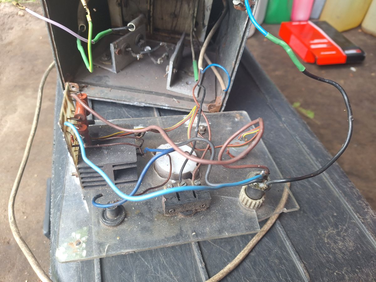 Prostownik - podłączenie transformatora i diod w prostowniku – schemat ...