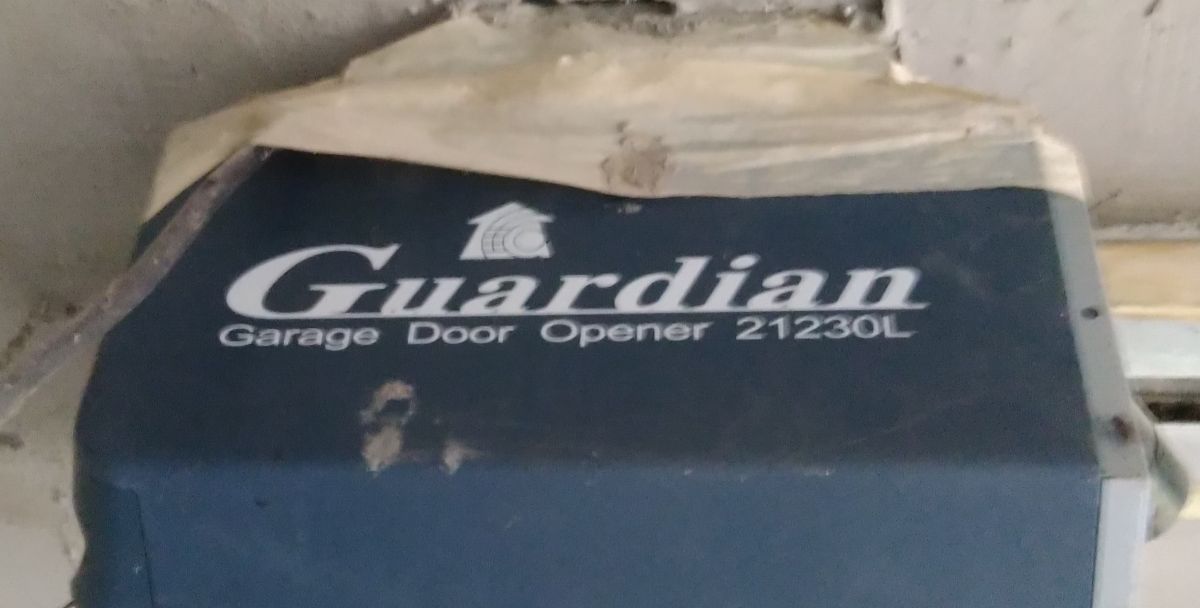 [Rozwiązano] Napęd Guardian garage door opener 21230l - ułamany element