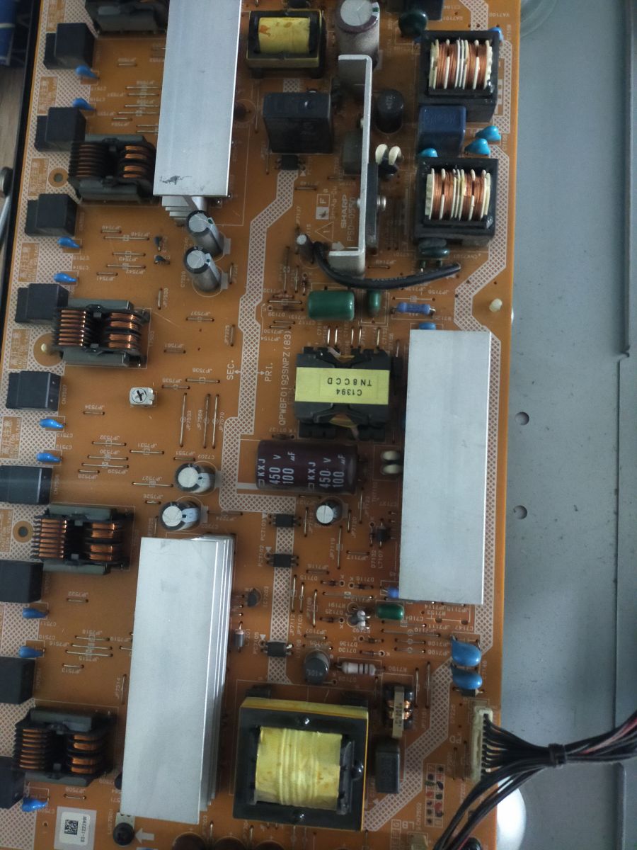 Sharp Aquos LC 32D44E-BK: czarny ekran i nierównomierne nagrzewanie sekcji odprowadzających ciepło