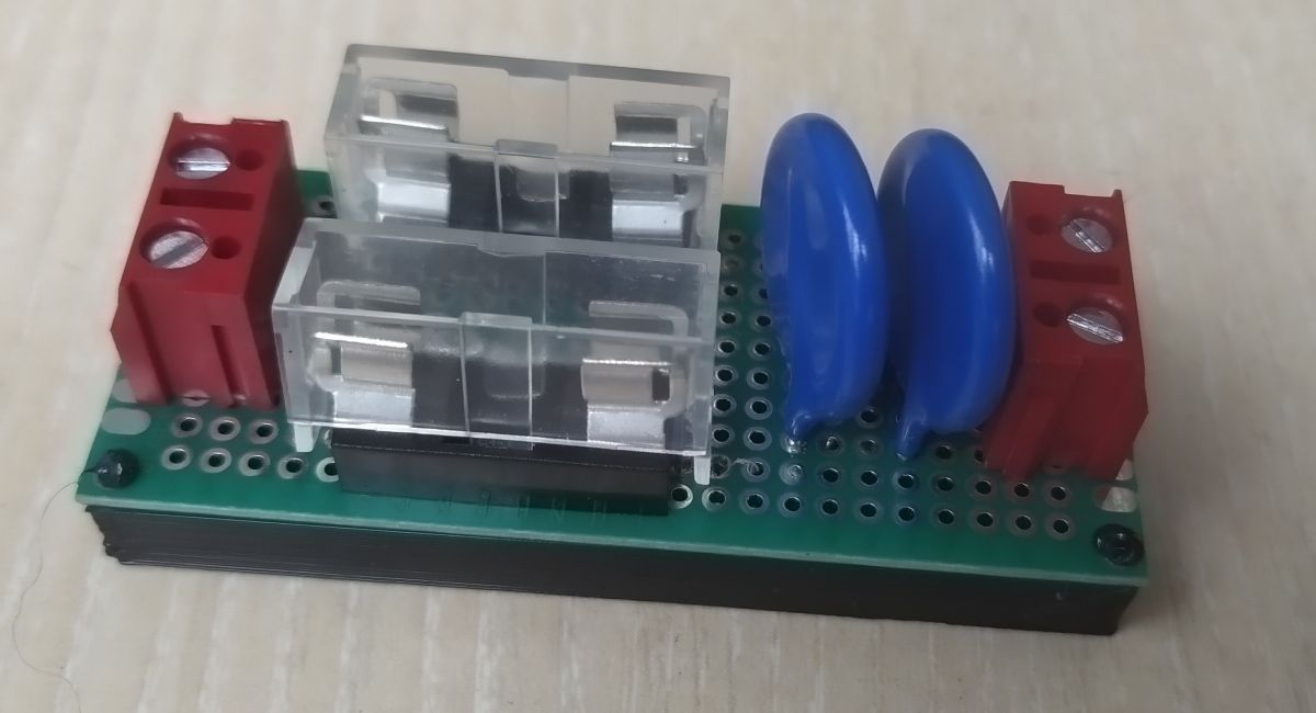 Układ zabezpieczający przeciw przepięciom z MOV S20K250, S20K275 i ...