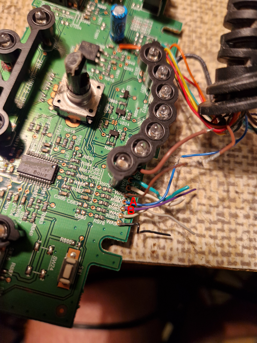 Jak uruchomić głośnik Logitech G51 bez użycia pilota?