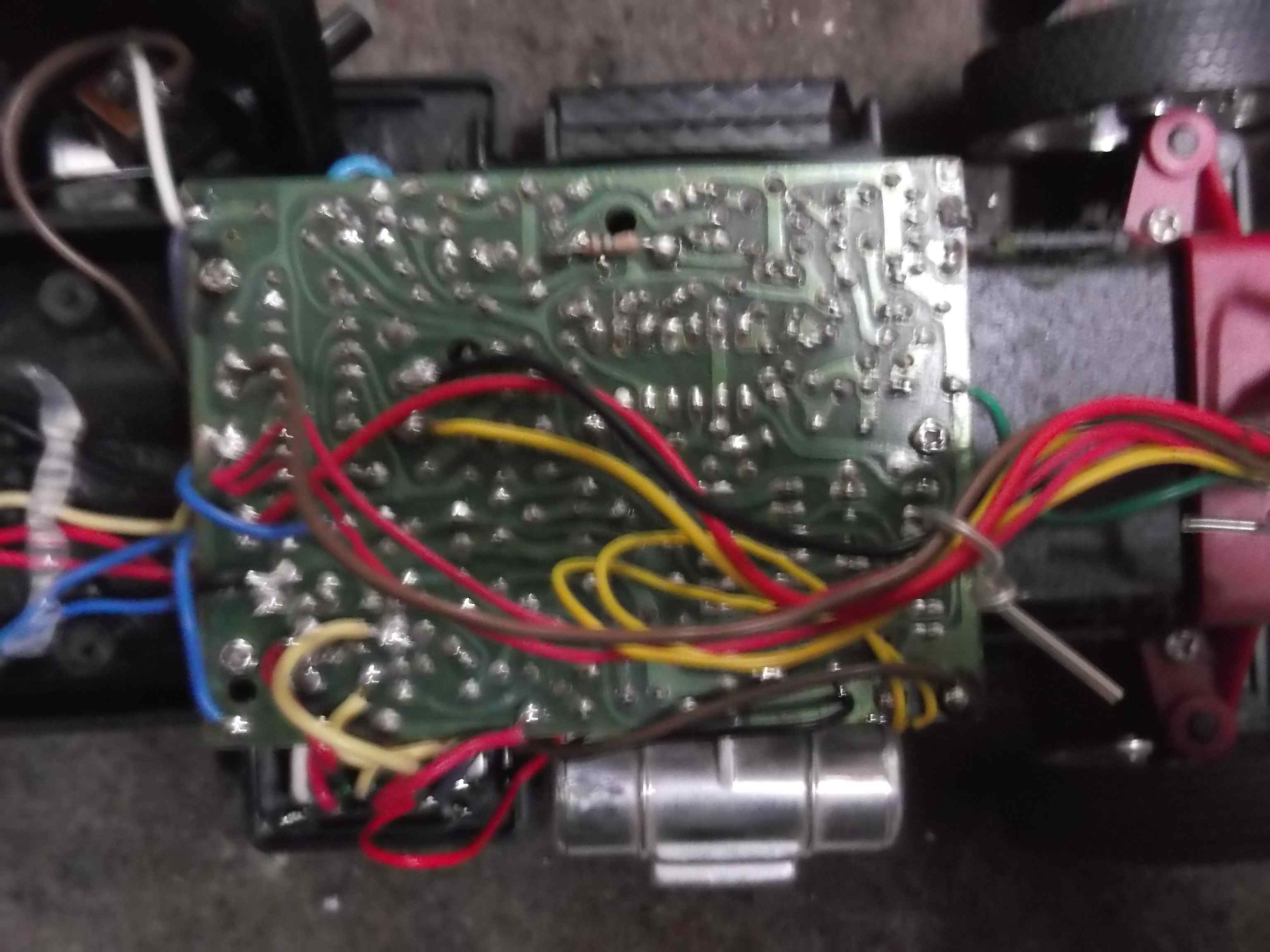 Identyfikacja modeli i pilotów do żółtej i czarnej ciężarówki RC