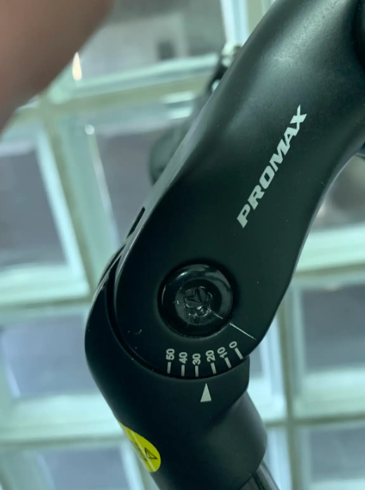 Promax mostek rowerowy – wyrobione gniazdo śruby ampulowej, jak odkręcić?