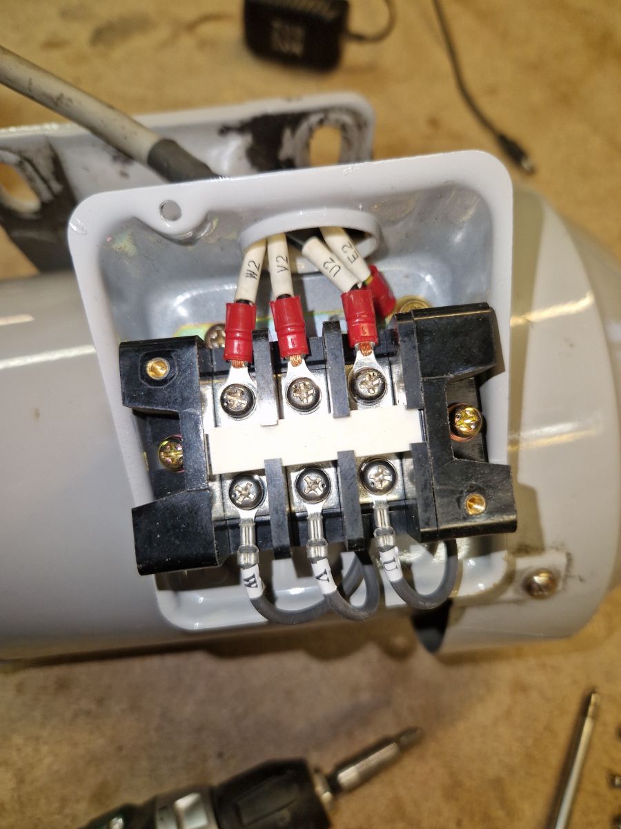 Jak podłączyć silnik indukcyjny 0,75 kW do falownika 2200W, 230V?