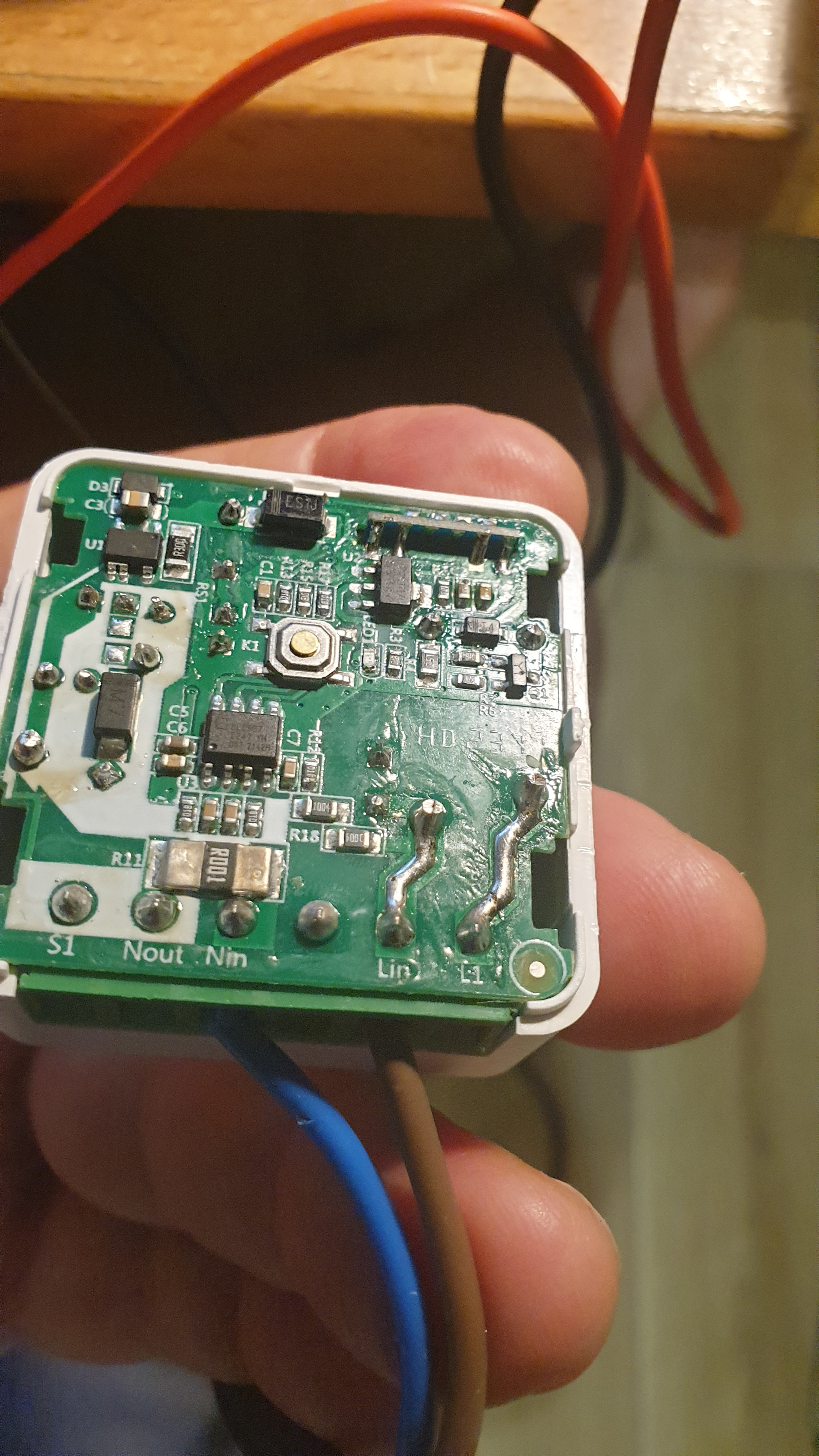 Understanding the Aubess FS-02HW Mini Smart Switch: A Detailed Look at Chip CB2S BL2028N