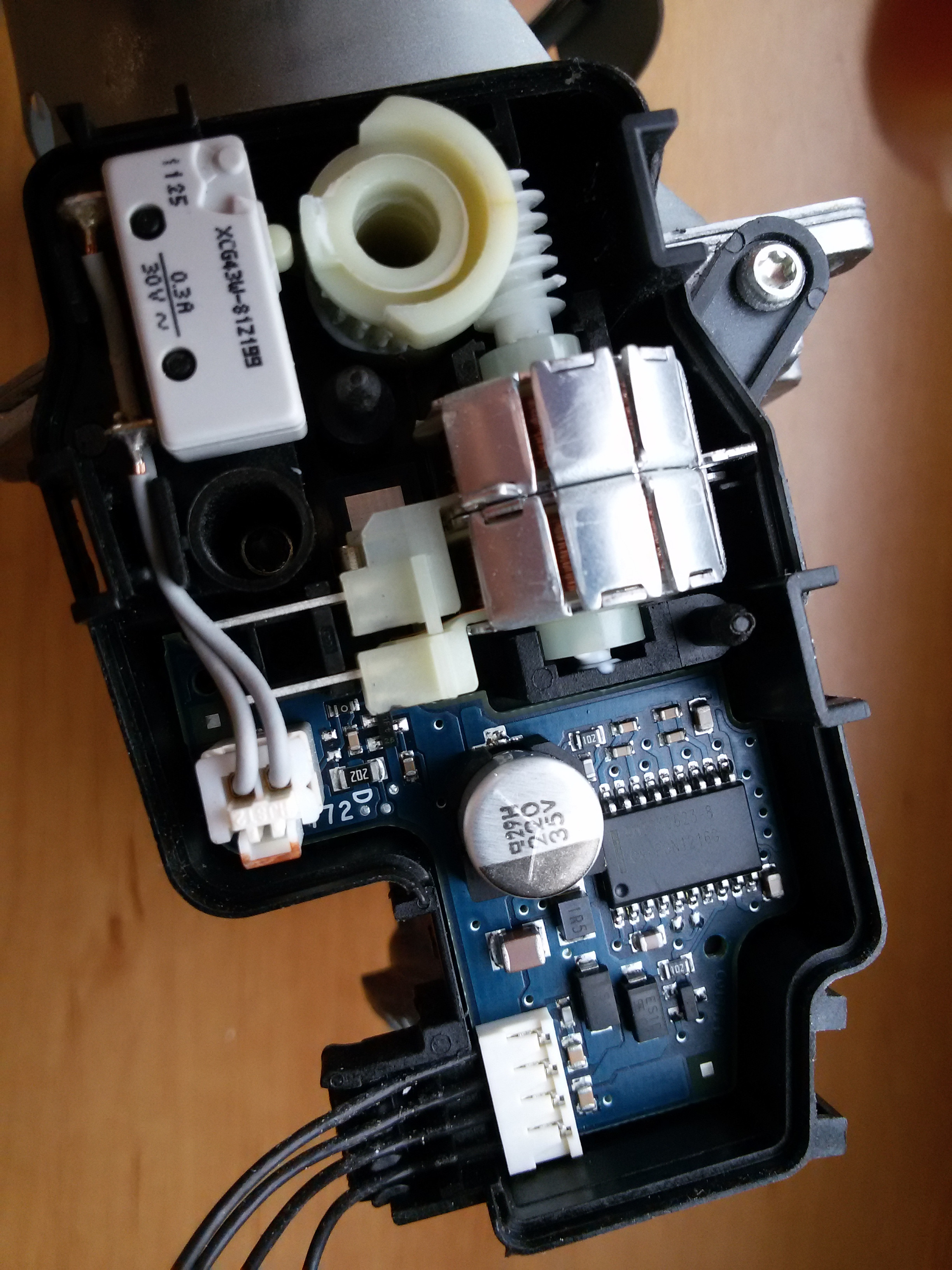 Uruchomienie silniczka/przesłony w reflektorach Hella Variox bez samochodu