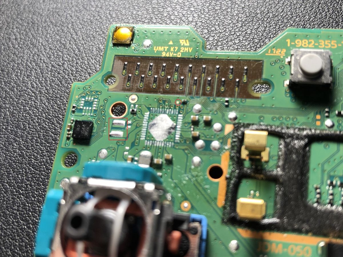 Orientacja układu D92003MW w Dualshock 4 i wartość brakującego elementu ...