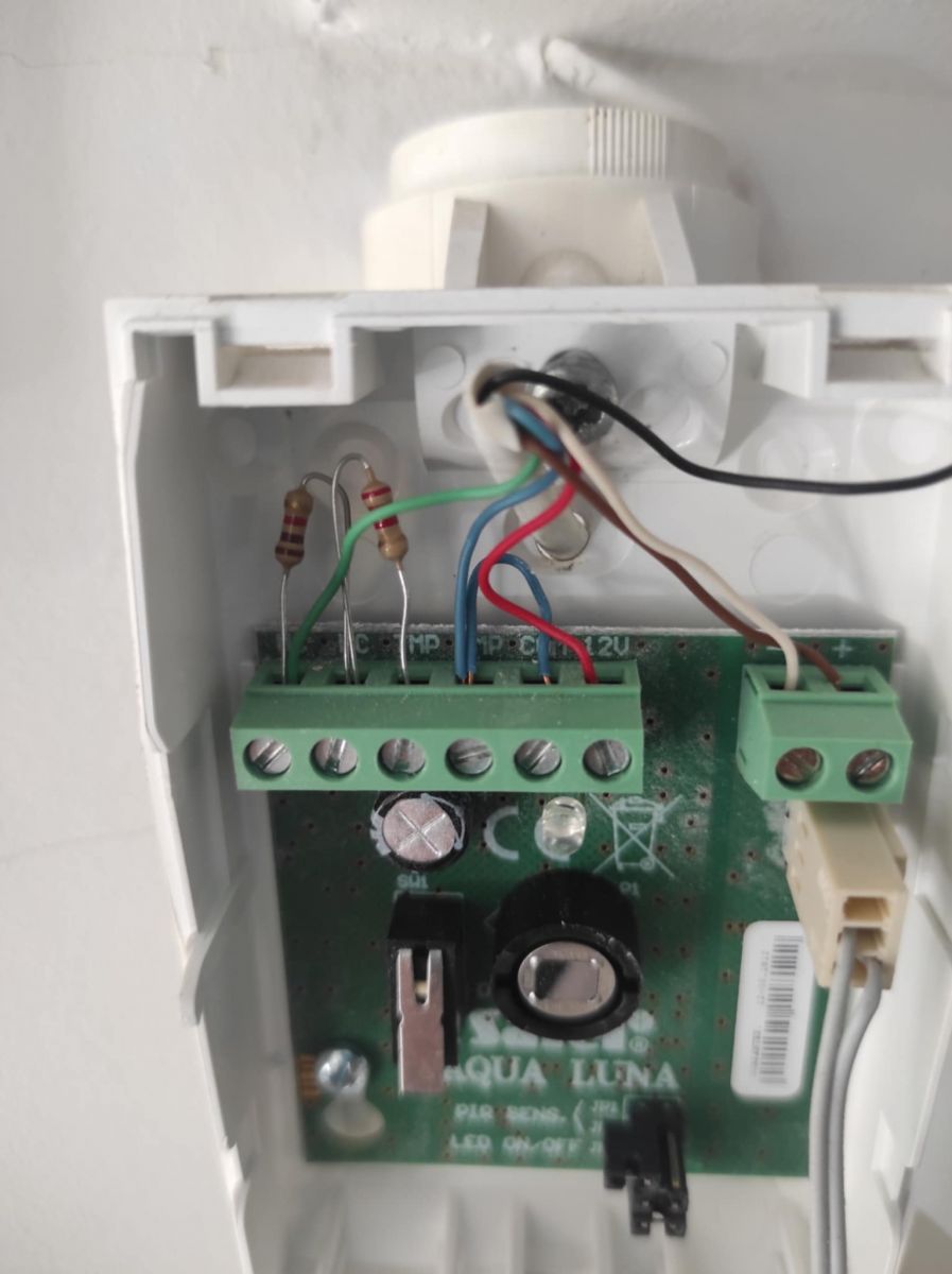 Podłączenie i ustawienie zworek czujki Satel Slim Line PIR w systemie ...