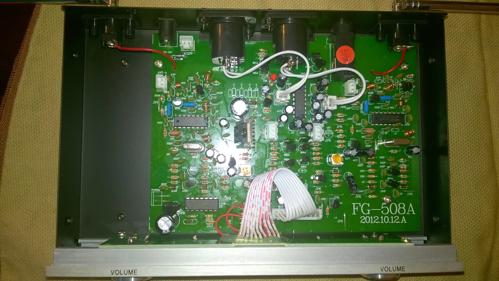 Zasięg mikrofonów Azusa i jakość dźwięku w zestawie audio