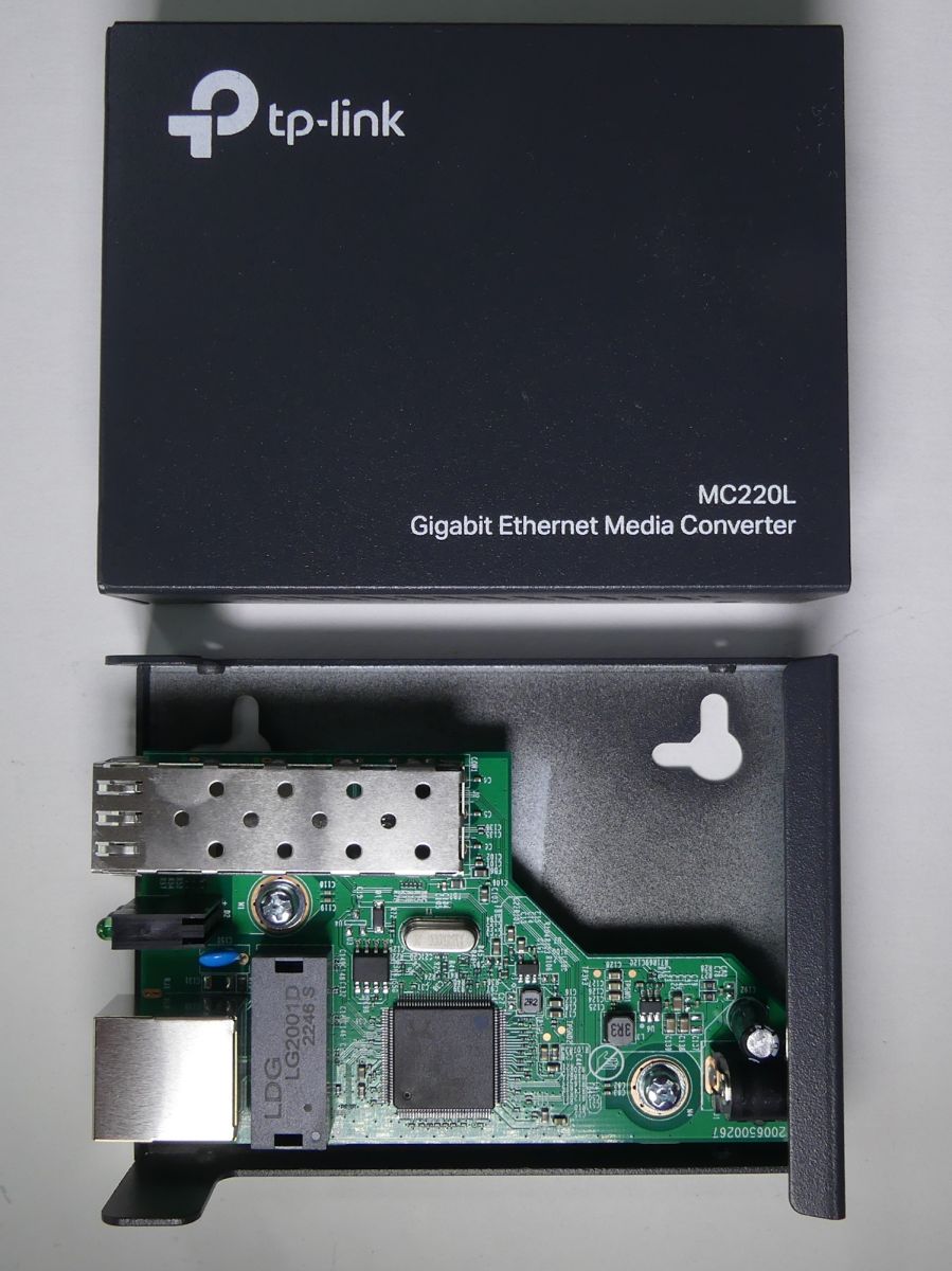 Wnętrze konwertera gigabit ethernet MC220L światłowód-miedź