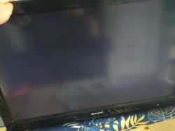 Sharp Aquos LC 32D44E-BK: czarny ekran i nierównomierne nagrzewanie sekcji odprowadzających ciepło