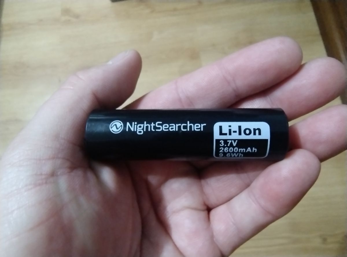 Jak naładować akumulatorek LI-Ion 3.7V w latarce NightSearcher?