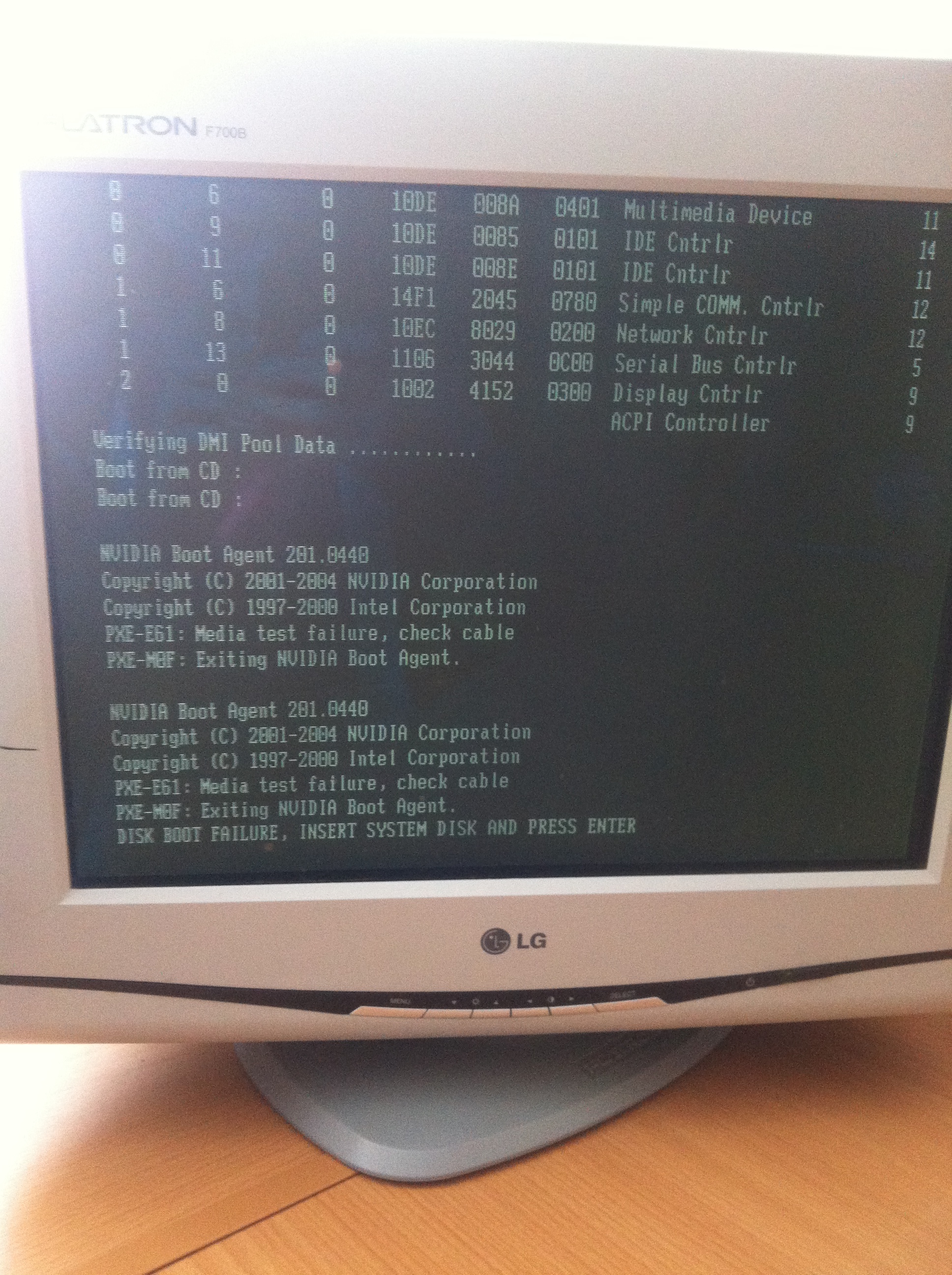 Dlaczego komputer nie chce się uruchomić? Brak widocznych uszkodzeń.